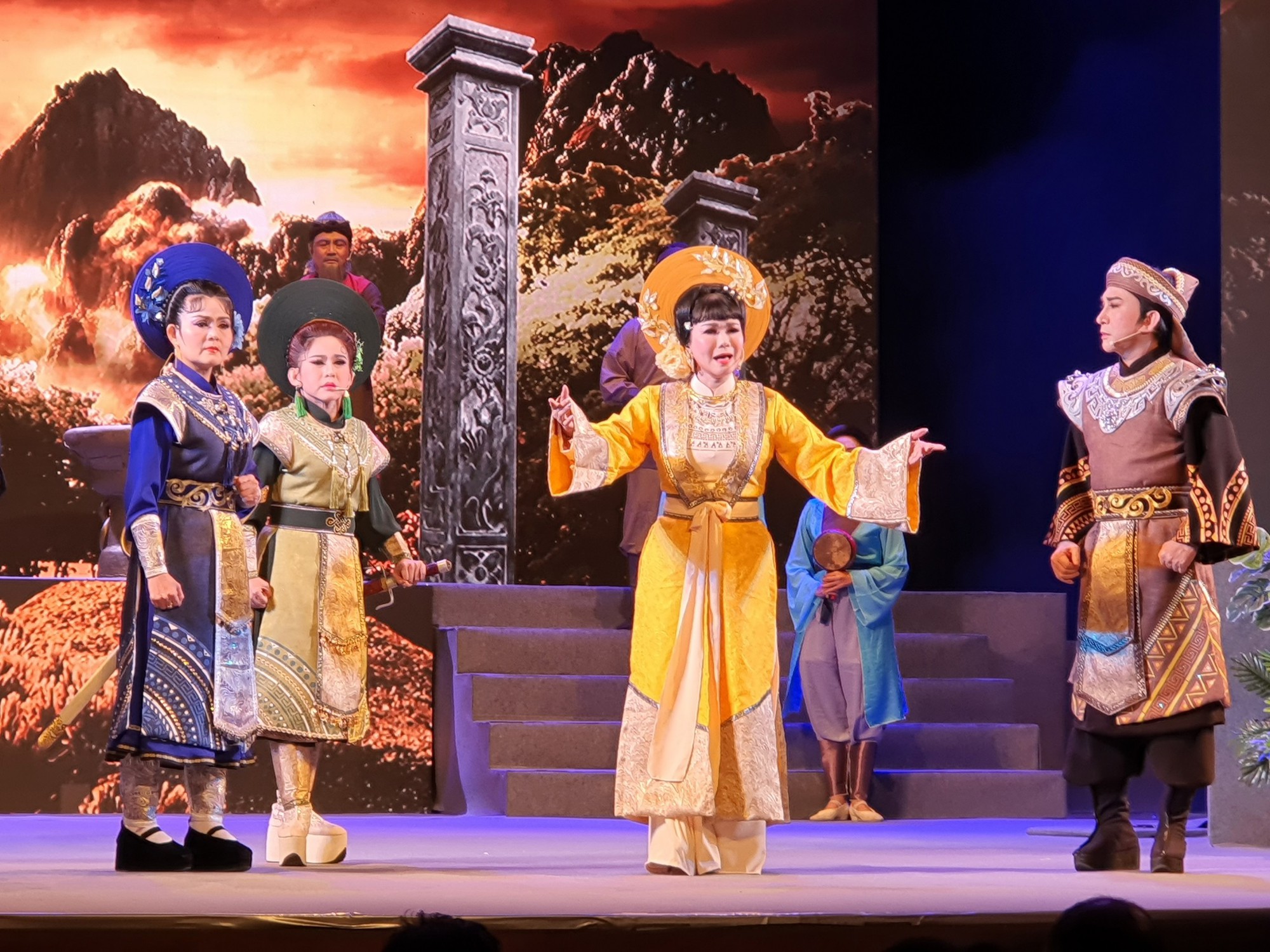 Vở "Tiếng trống Mê Linh" tạo nhiều cảm xúc với khán giả thủ đô