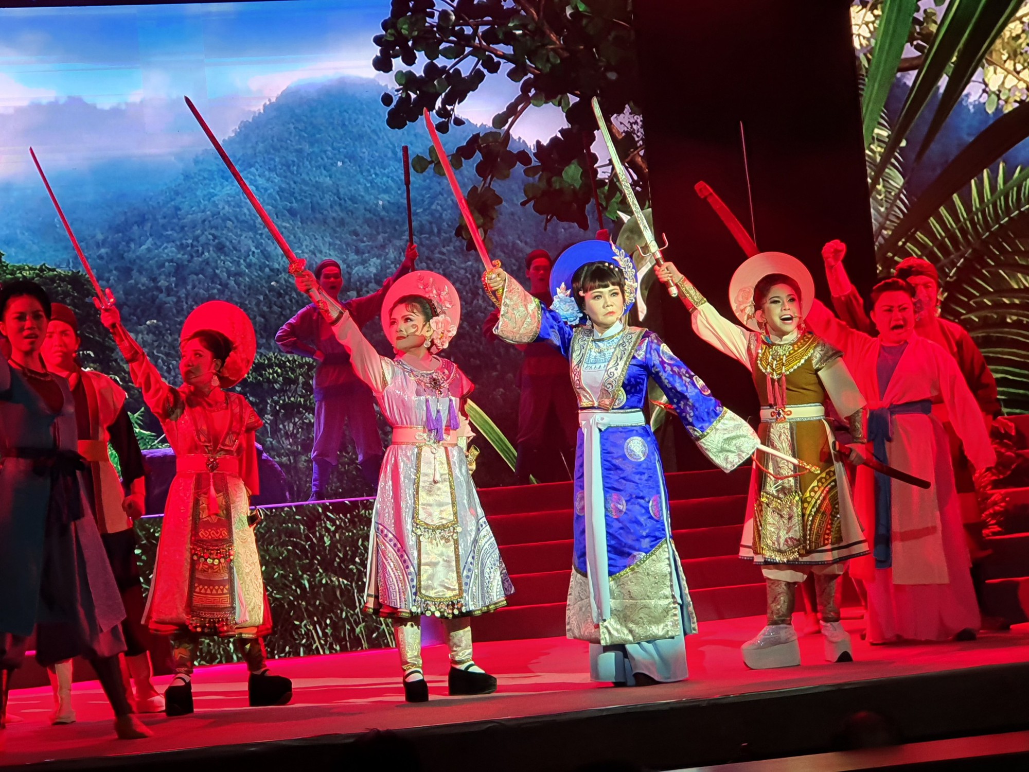 Vở "Tiếng trống Mê Linh" tạo nhiều cảm xúc với khán giả thủ đô