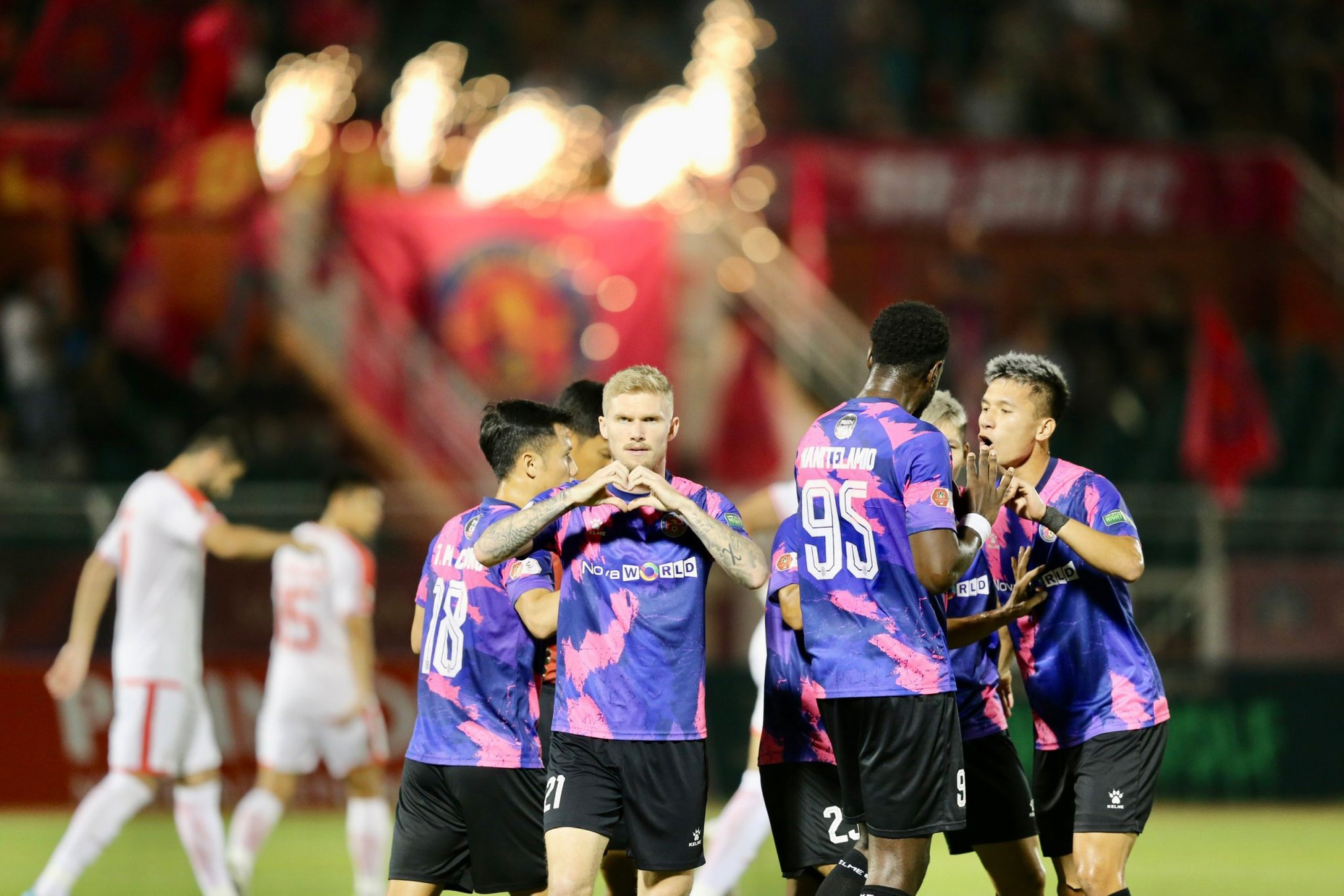 Sài Gòn FC thắng SLNA, thoát vị trí chót bảng