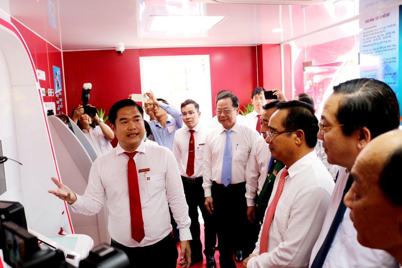 Agribank Long An khai trương dịch vụ ngân hàng số Agribank Digital