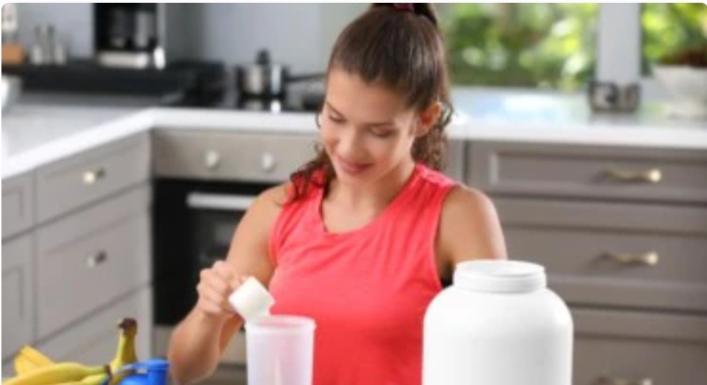 Nên uống trà xanh hay protein shake sau khi tập thể thao?