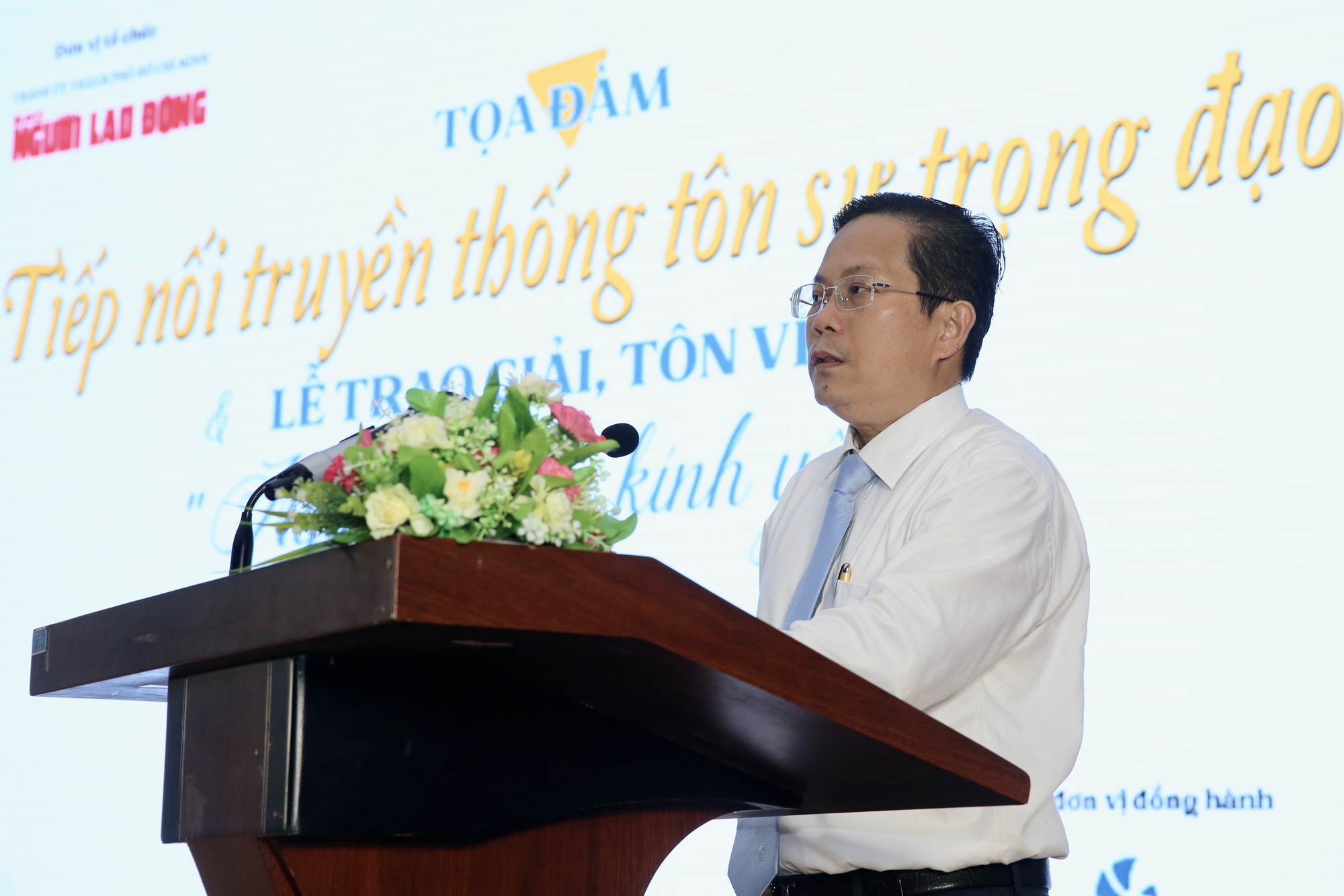 Nhà giáo vượt qua áp lực, giữ ngọn lửa nghề