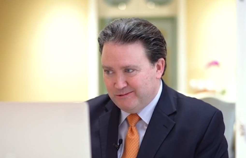 Đại sứ Mỹ Marc Knapper chúc mừng cô giáo dạy tiếng Việt ngày 20-11