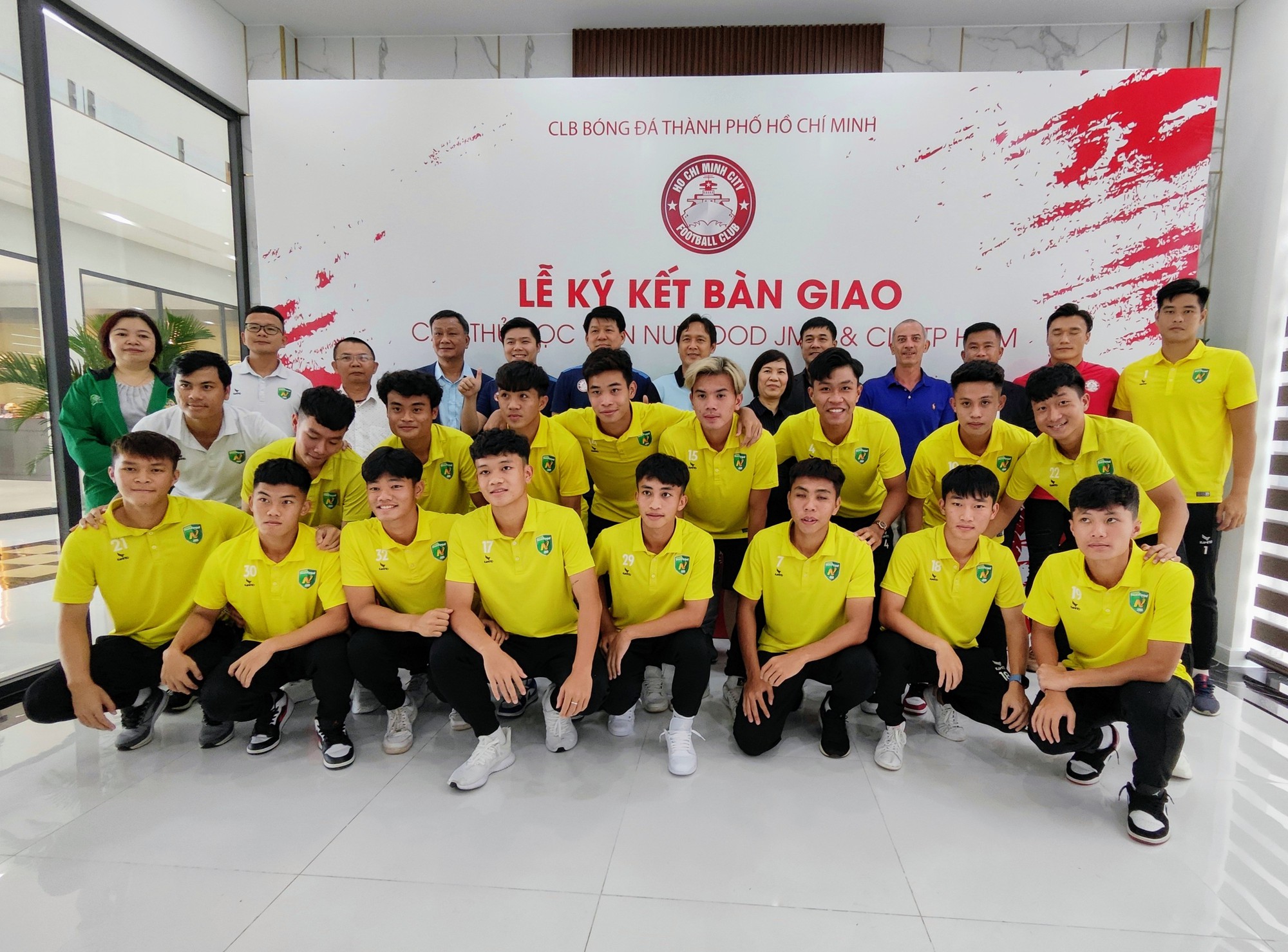 CLB TP HCM tăng cường 17 cầu thủ từ Học viện Nutifood JMG