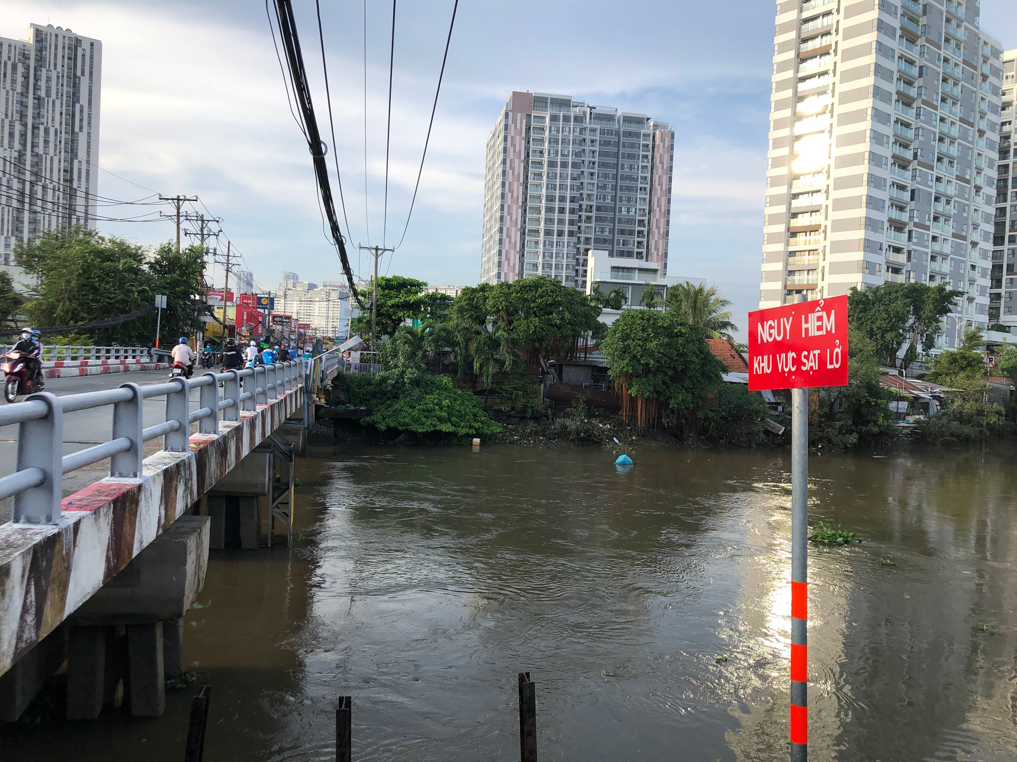 Thấp thỏm bên bờ sông sạt lở