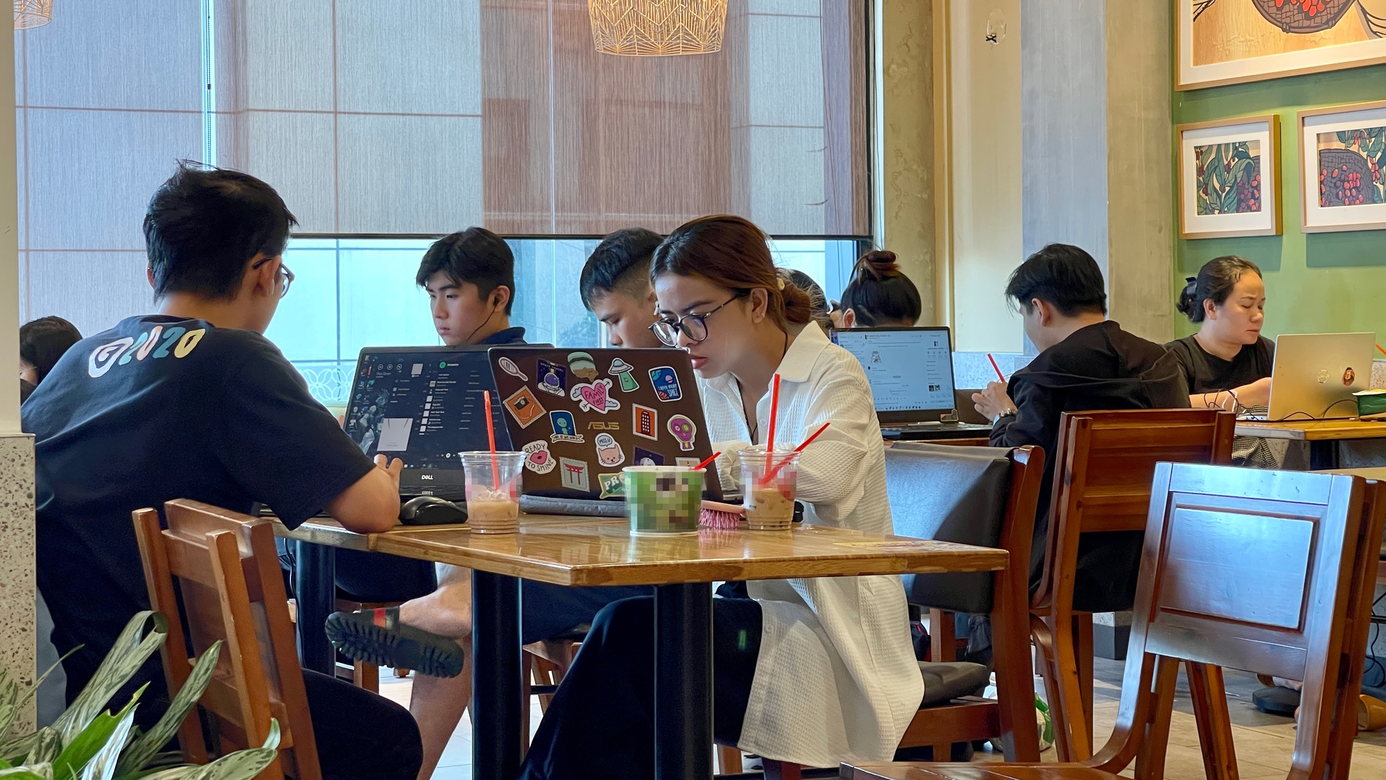 Gen Z chi tiền mua… không khí quán cà phê