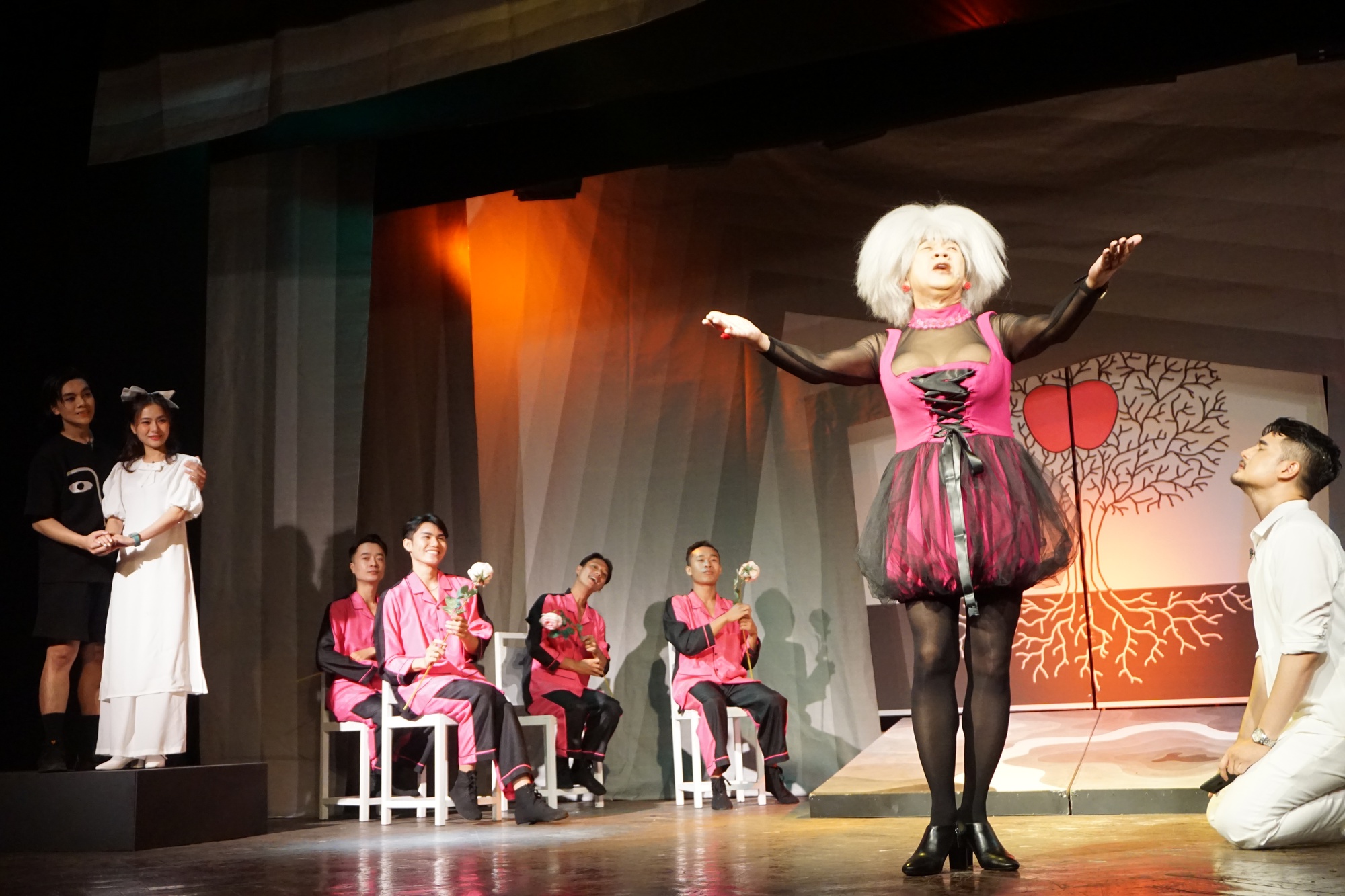 "Alo, lộ hàng": Tiếng cười đầy suy ngẫm của Lê Hoàng, Thành Lộc