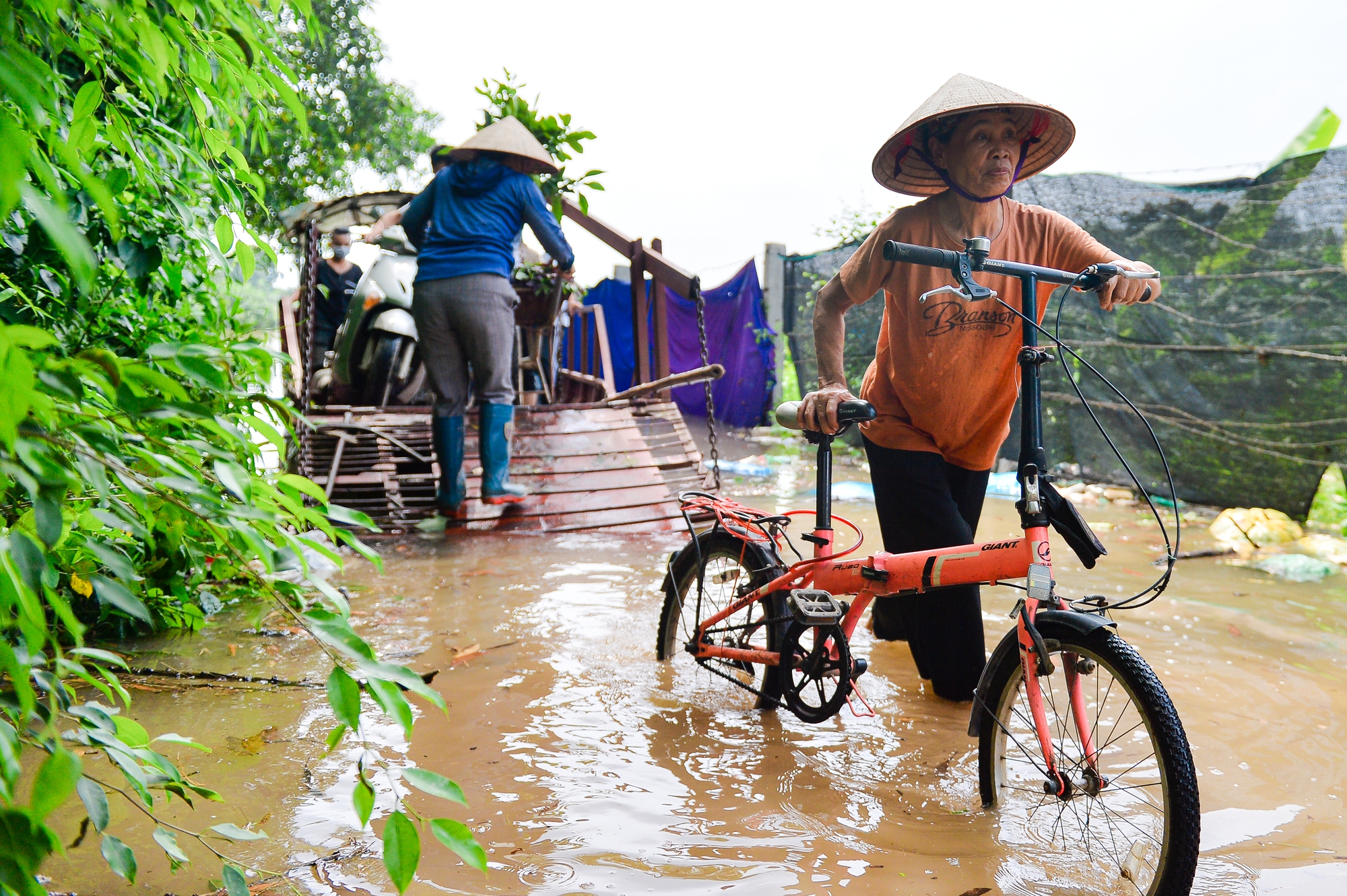 CLIP: Ngỡ ngàng với cảnh người dân ở Hà Nội phải đi đò