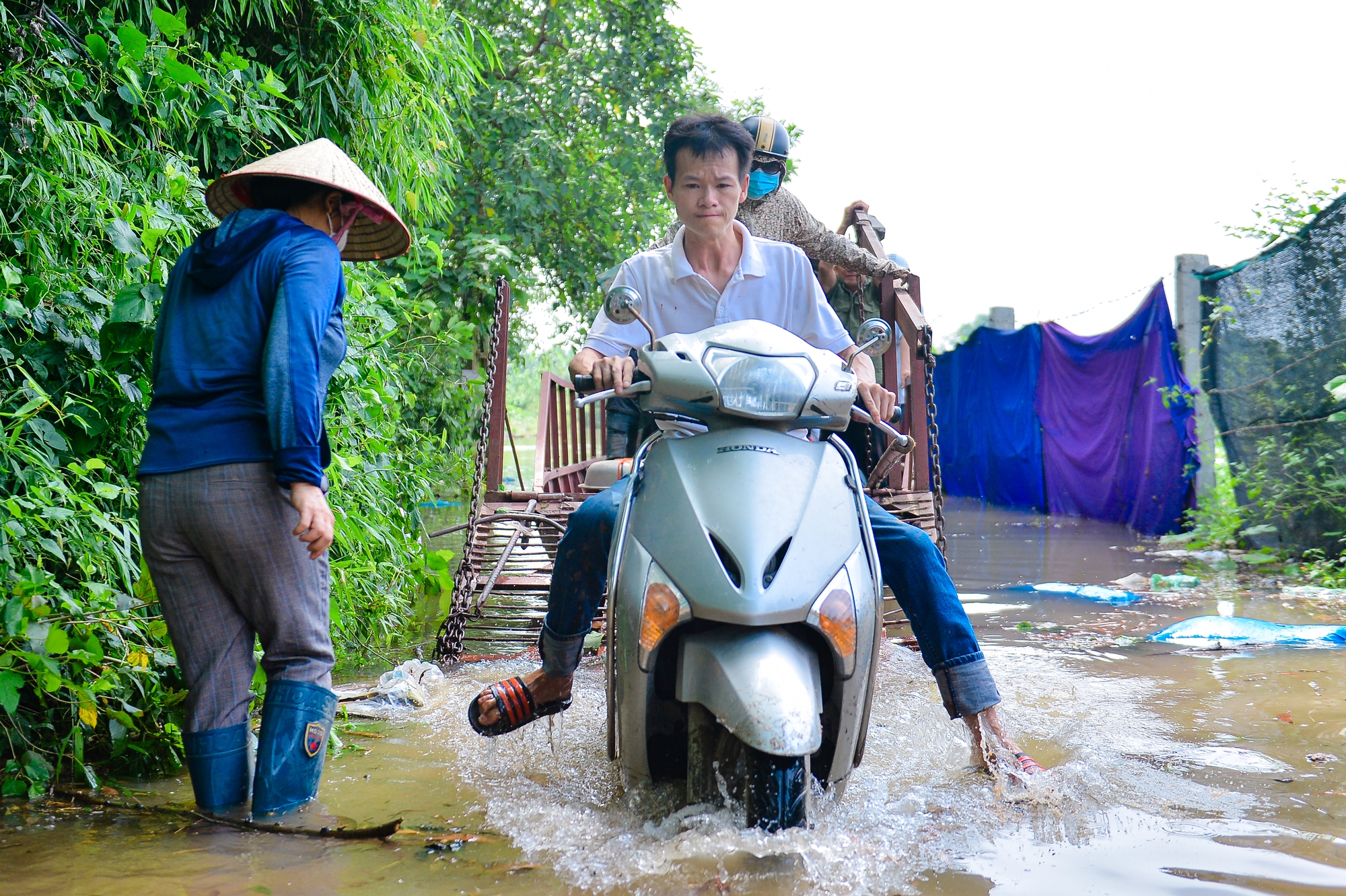 CLIP: Ngỡ ngàng với cảnh người dân ở Hà Nội phải đi đò