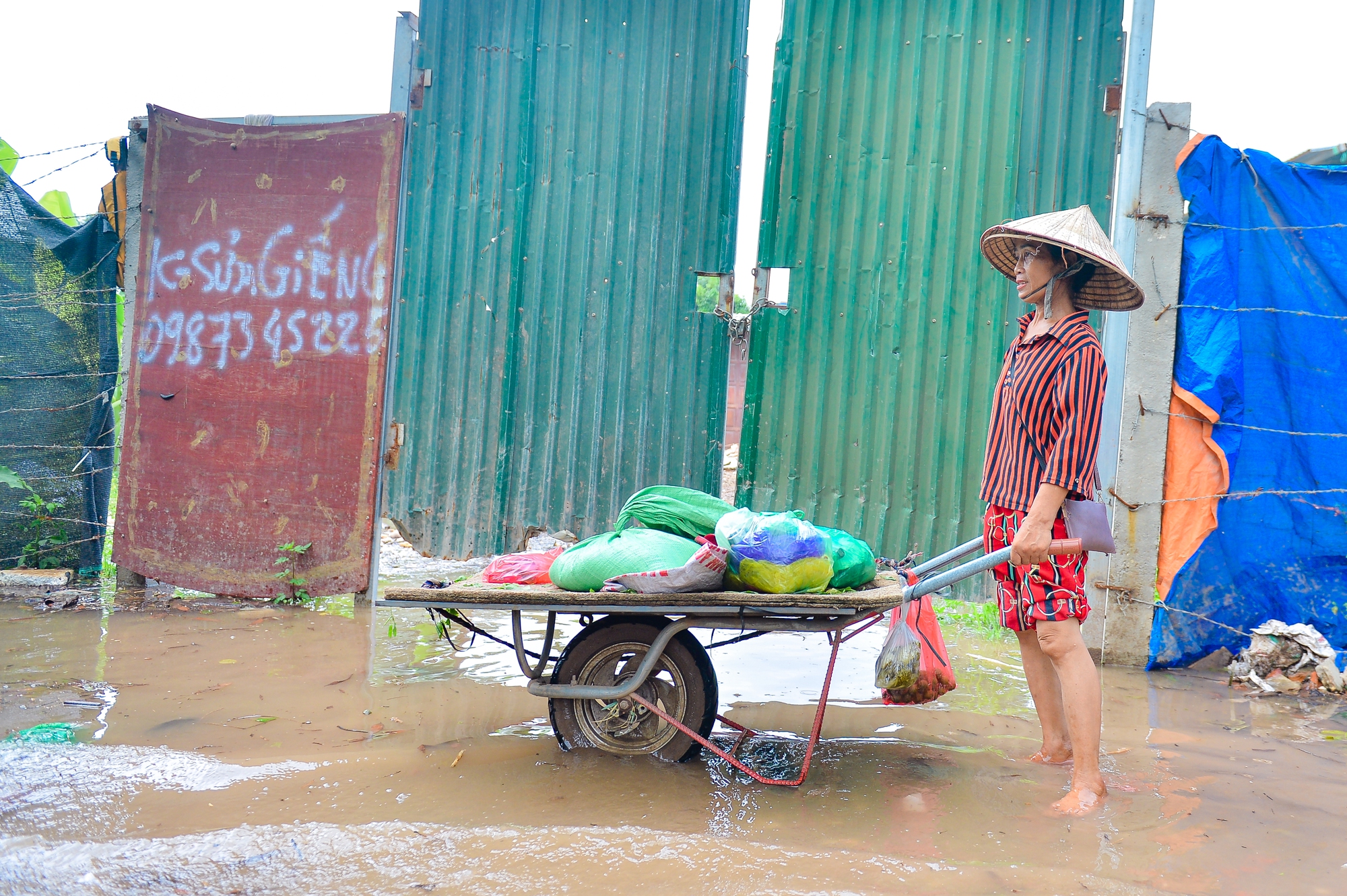 CLIP: Ngỡ ngàng với cảnh người dân ở Hà Nội phải đi đò