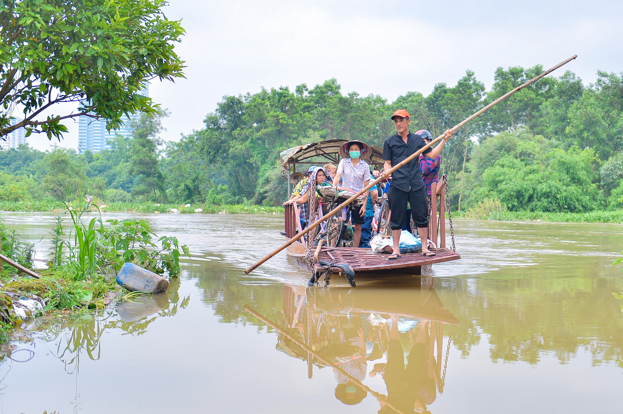 CLIP: Ngỡ ngàng với cảnh người dân ở Hà Nội phải đi đò
