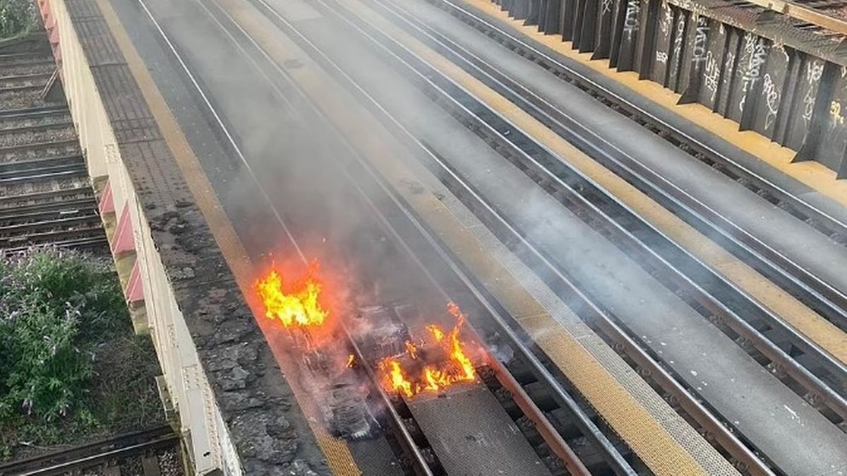 Anh: Đường ray xe lửa bốc cháy do... trời quá nóng?