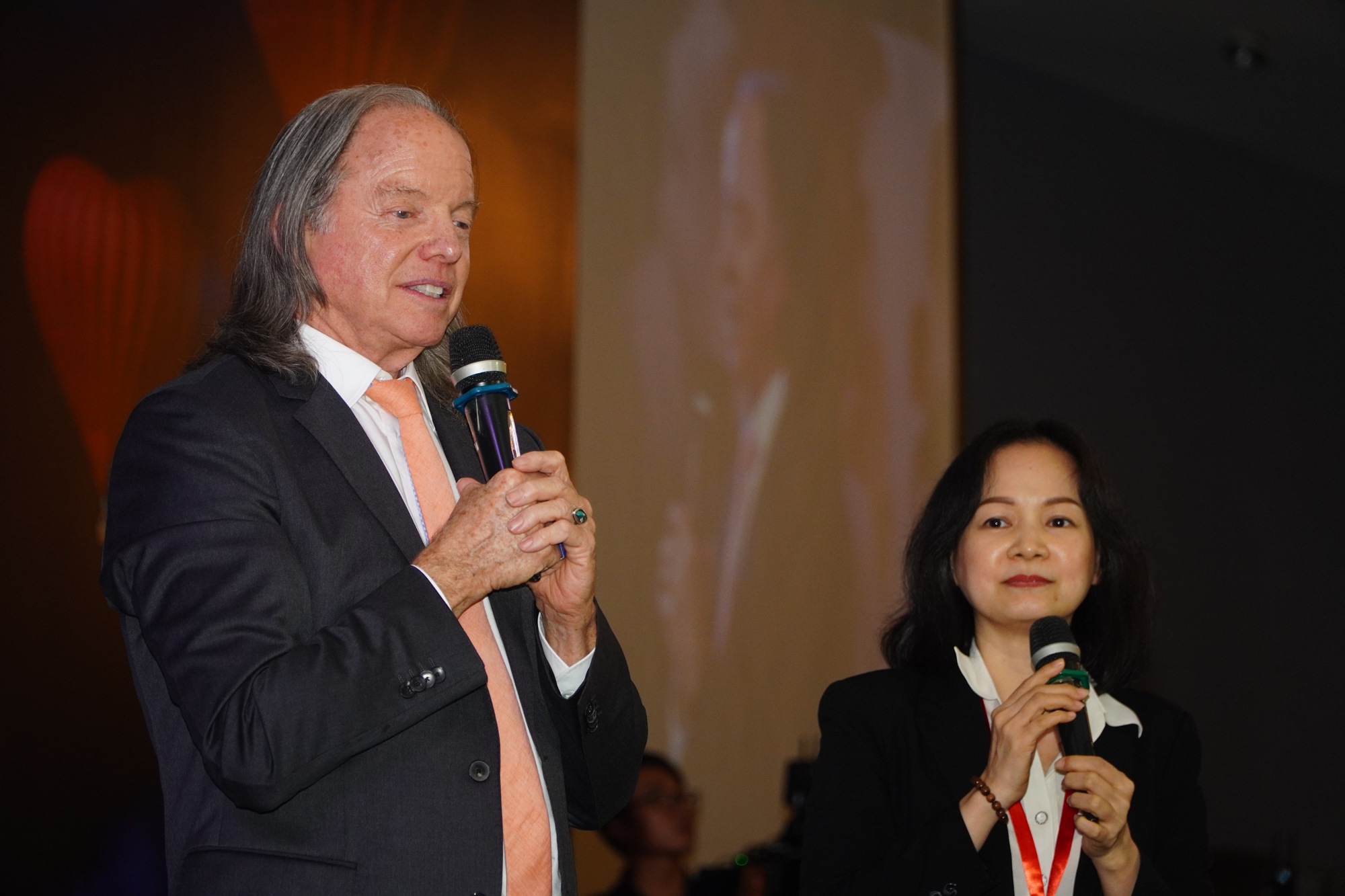 Hàng ngàn người tham dự tọa đàm về "Lòng biết ơn" với TS Geshe Michael ...