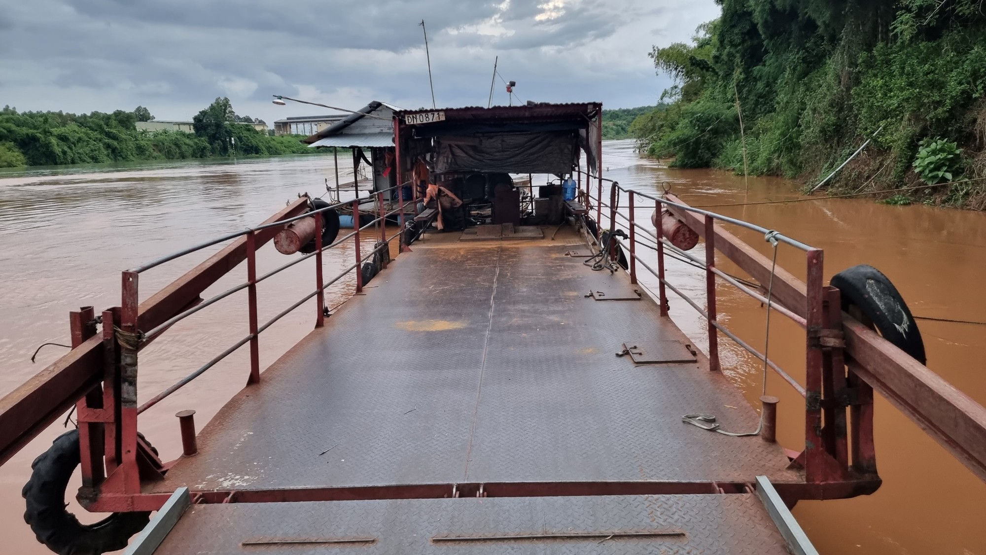 Bé 10 tuổi ôm vô lăng điều khiển phà chở khách qua sông Đồng Nai: Xử ...
