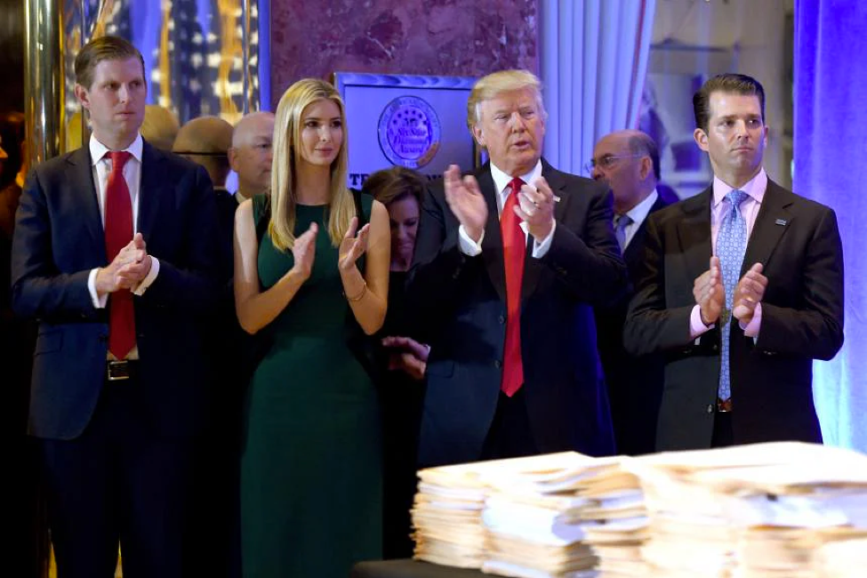 Ông Donald Trump và ba con đồng loạt bị kiện