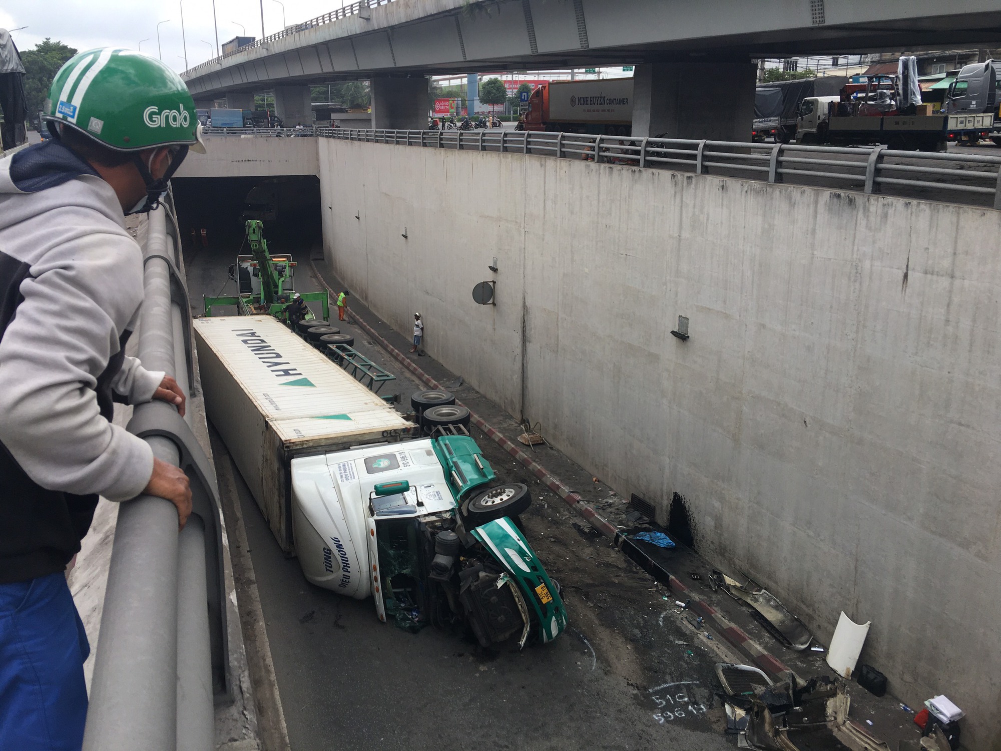 Xe container lật ngang hầm chui ngã 4 Vũng Tàu, kẹt xe nhiều km
