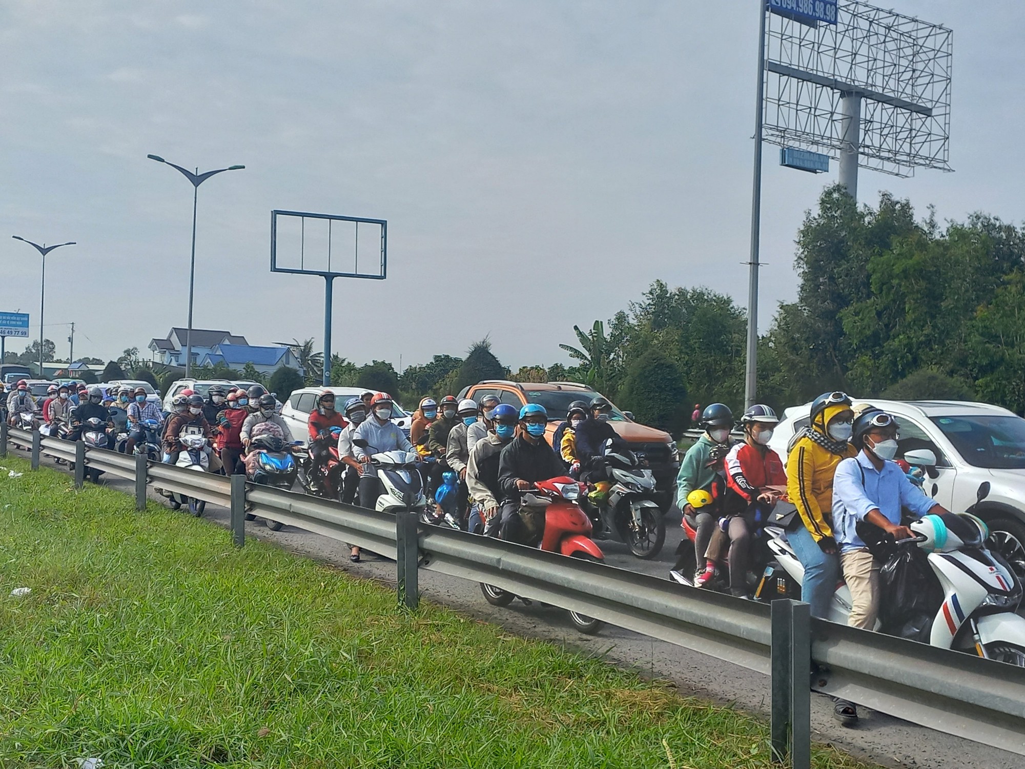 CLIP: Tránh mùng 5 "xui xẻo", sáng mùng 4 Tết kẹt cứng đường từ miền ...