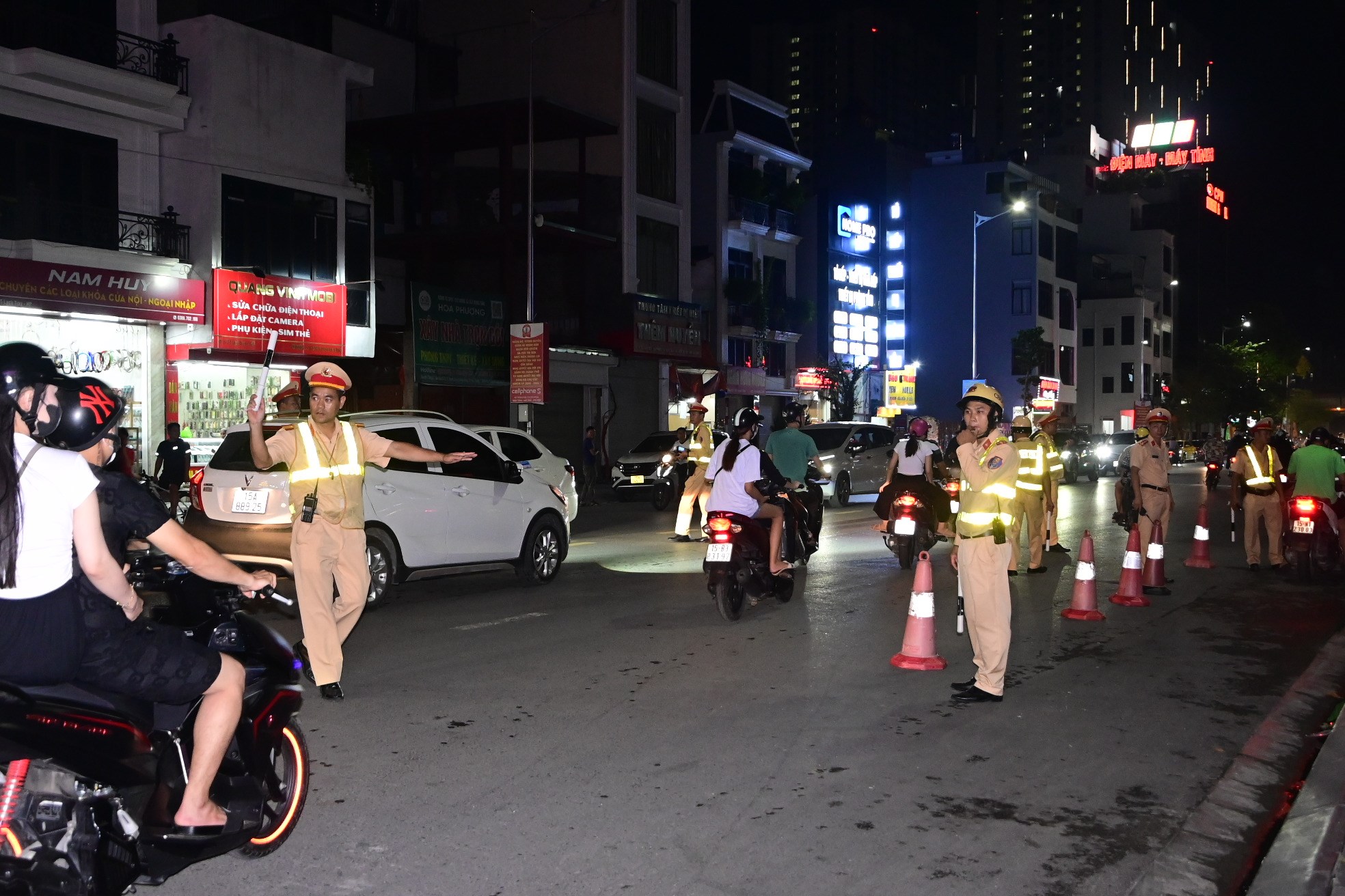 Bắt Dũng Salom về hành vi "Chống người thi hành công vụ"