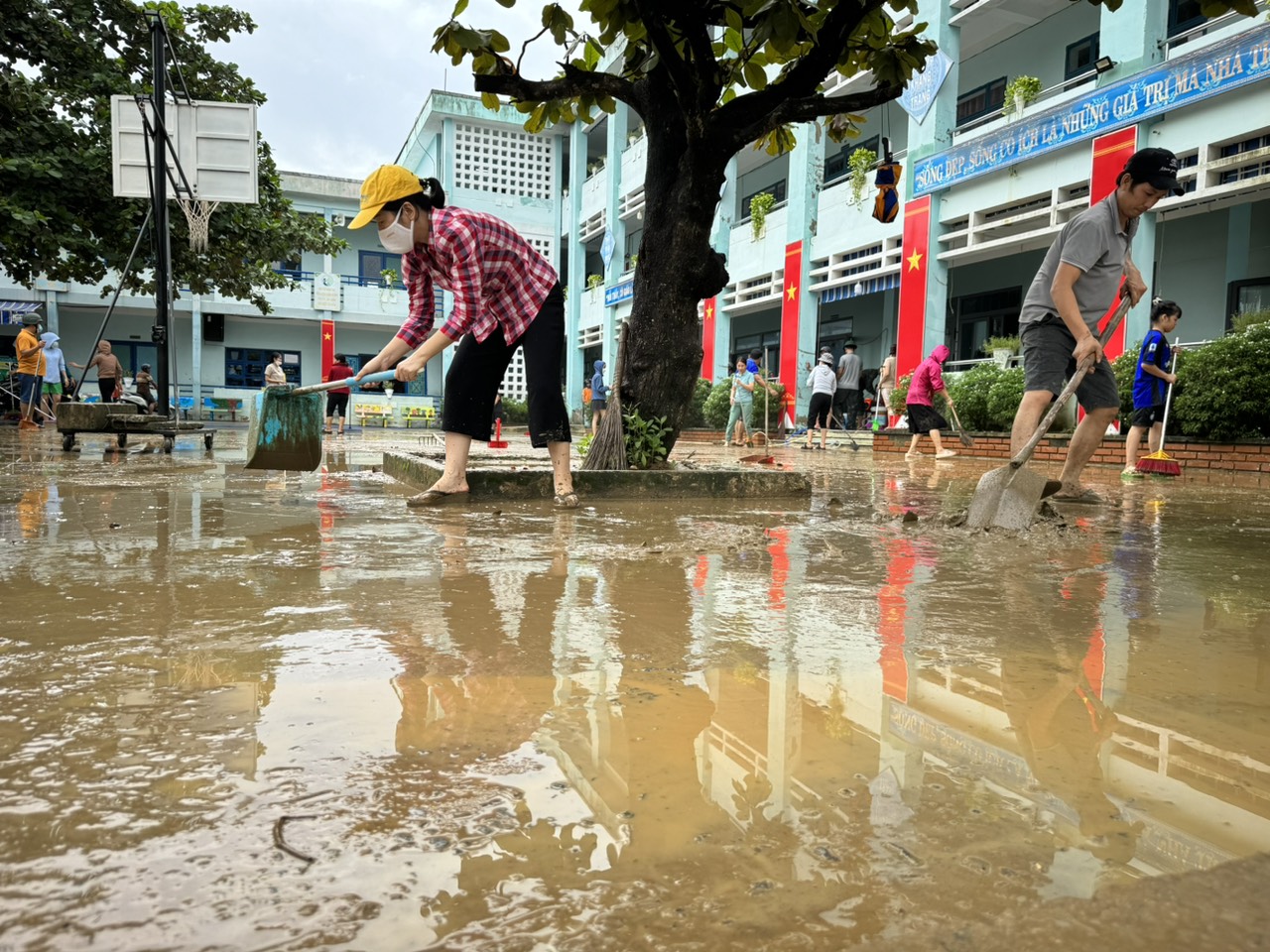 Người dân vùng rốn lũ Đà Nẵng cấp tập dọn bùn non