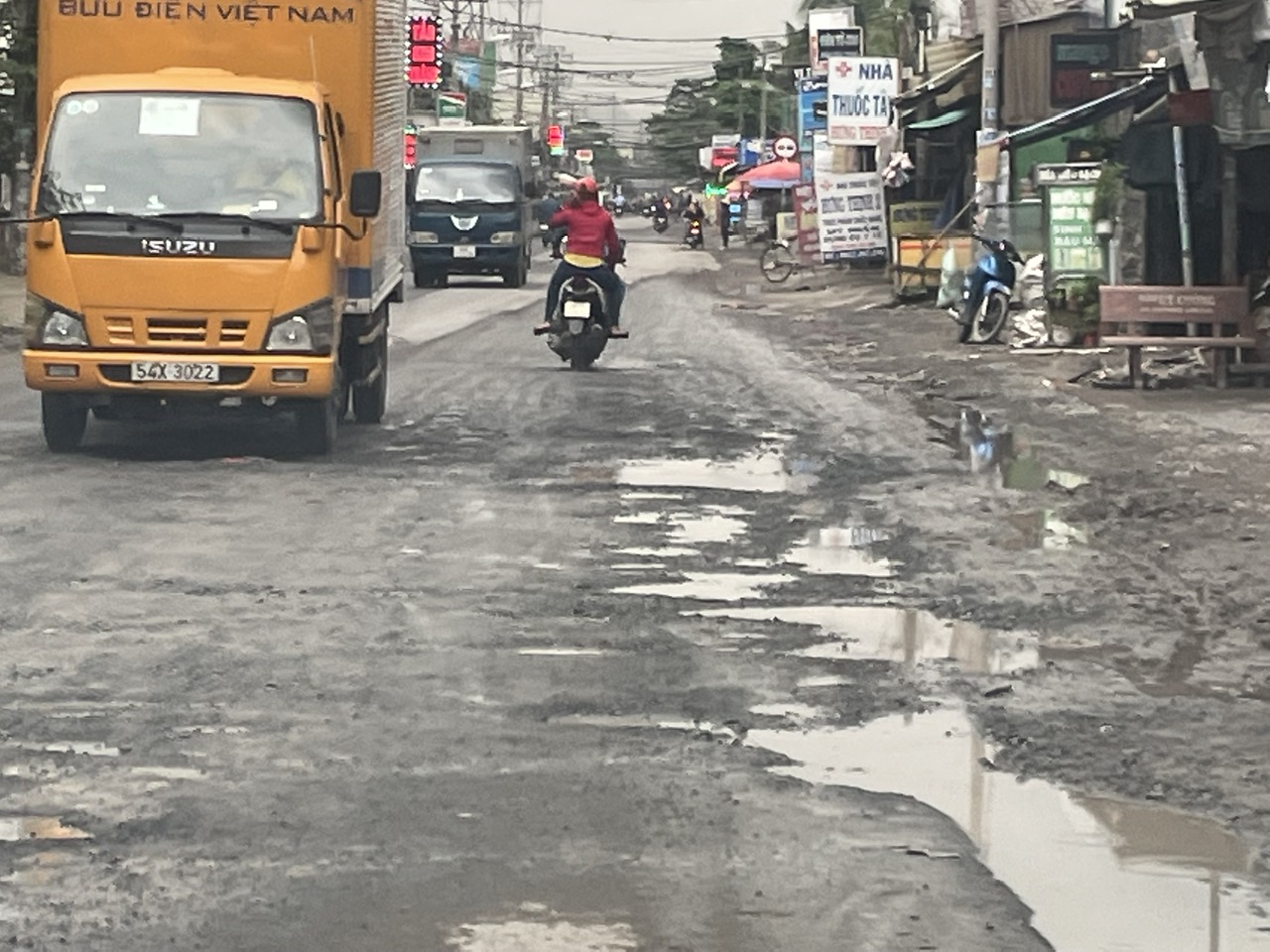 Khổ sở với những con đường xuống cấp