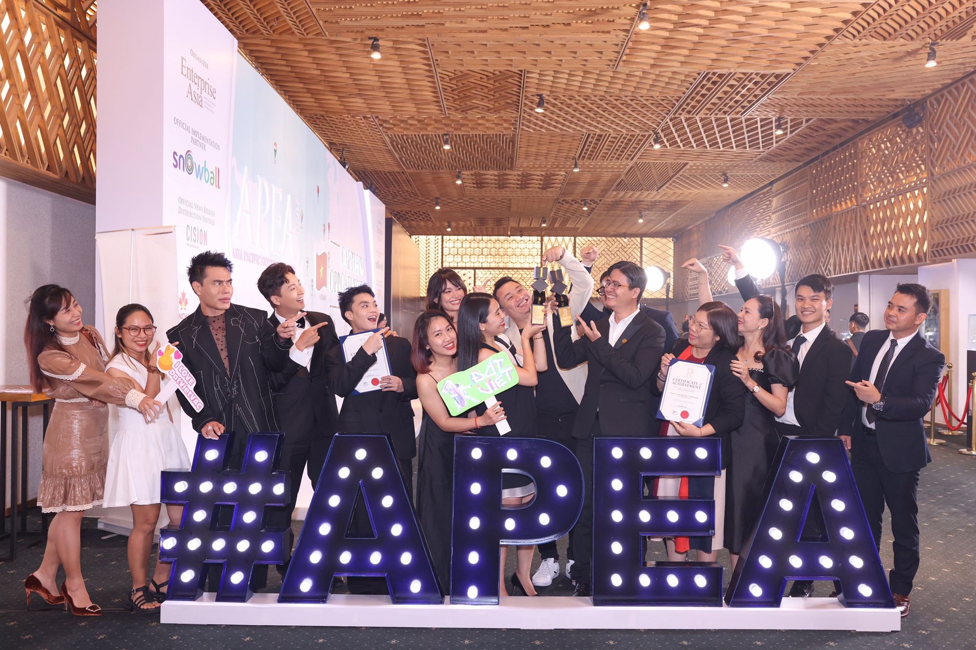 DatVietVAC lập cú đúp giải thưởng Doanh nghiệp xuất sắc Châu Á 2023