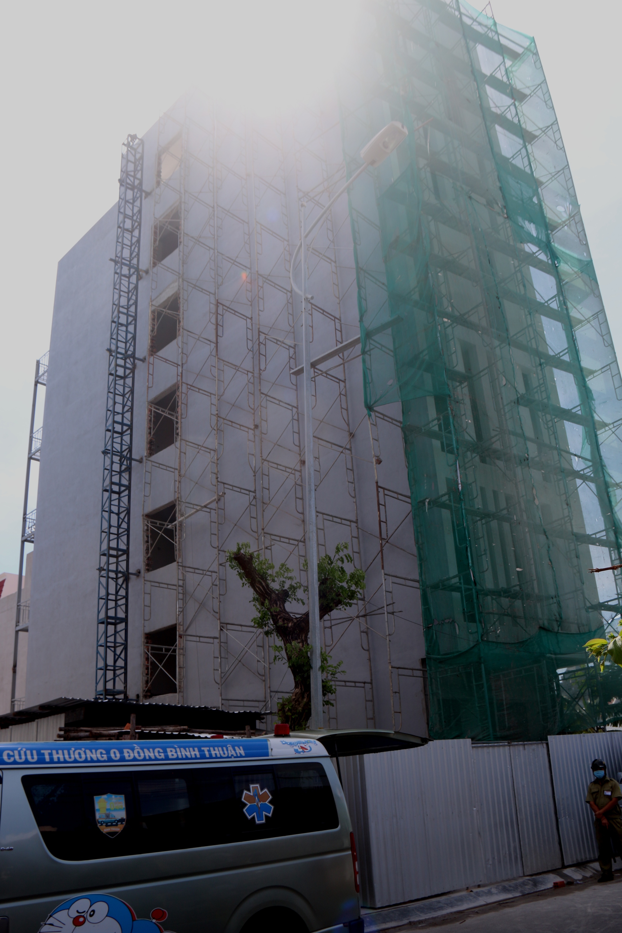 Đứt cáp ròng rọc thi công nhà cao tầng, 3 công nhân tử vong