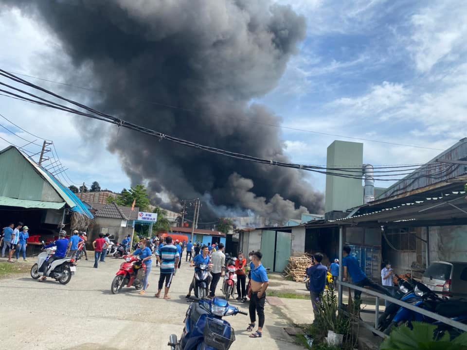 CLIP: Cháy nhà xưởng công ty, công nhân thất thần lo thất nghiệp