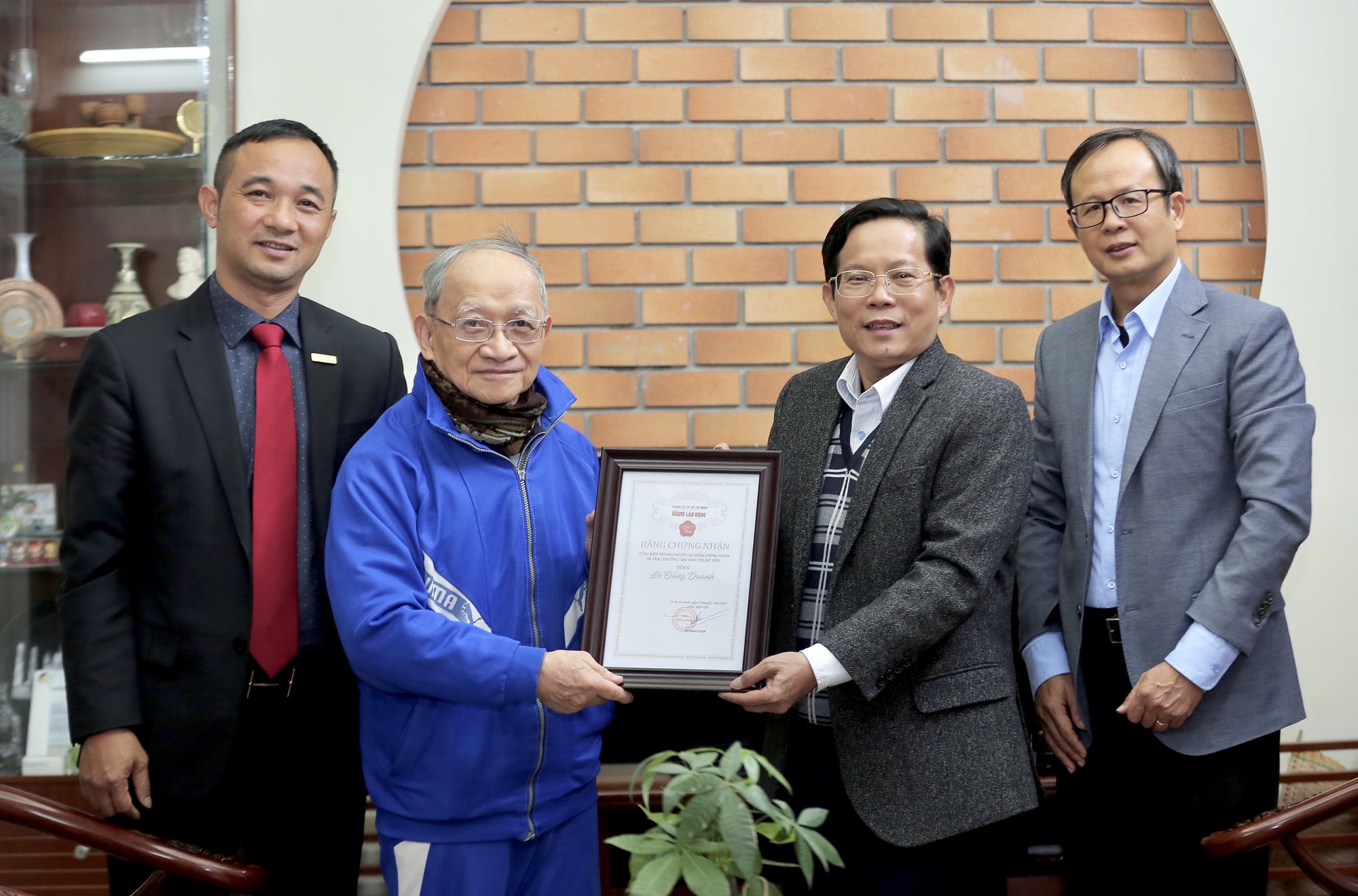 Mai Vàng tri ân thăm, tặng quà Tiến sĩ Lê Đăng Doanh