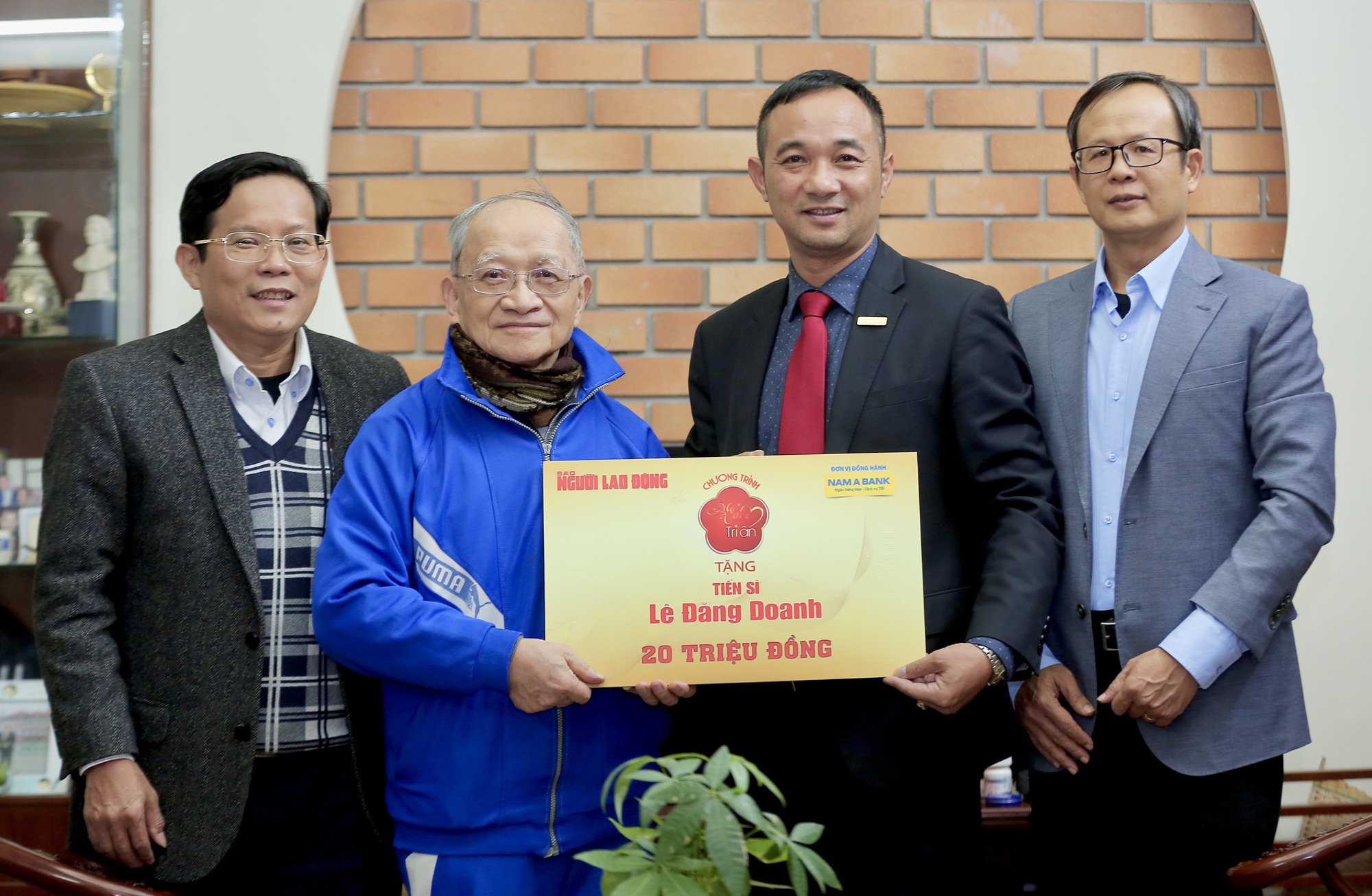Mai Vàng tri ân thăm, tặng quà Tiến sĩ Lê Đăng Doanh