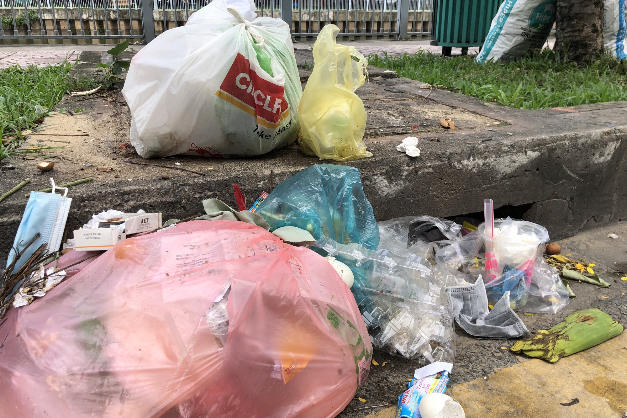 Ám ảnh rác ở trung tâm thành phố