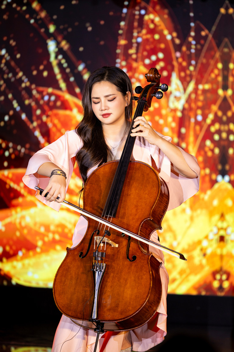 Cellist Hà Miên ngọt ngào với "Cello hát tình ca"