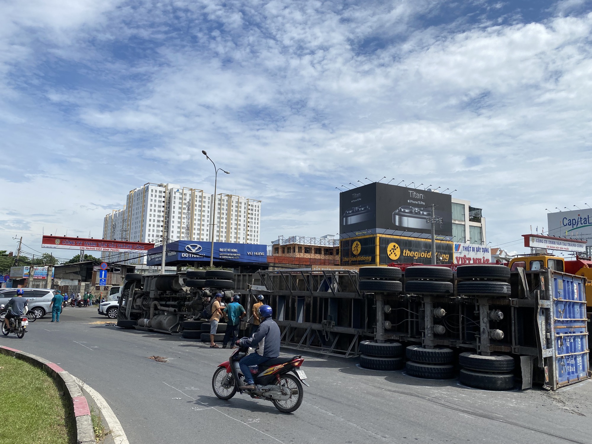 CLIP: Xe container ngã nhào xuống đường, ùn tắc kéo dài dưới trời nắng