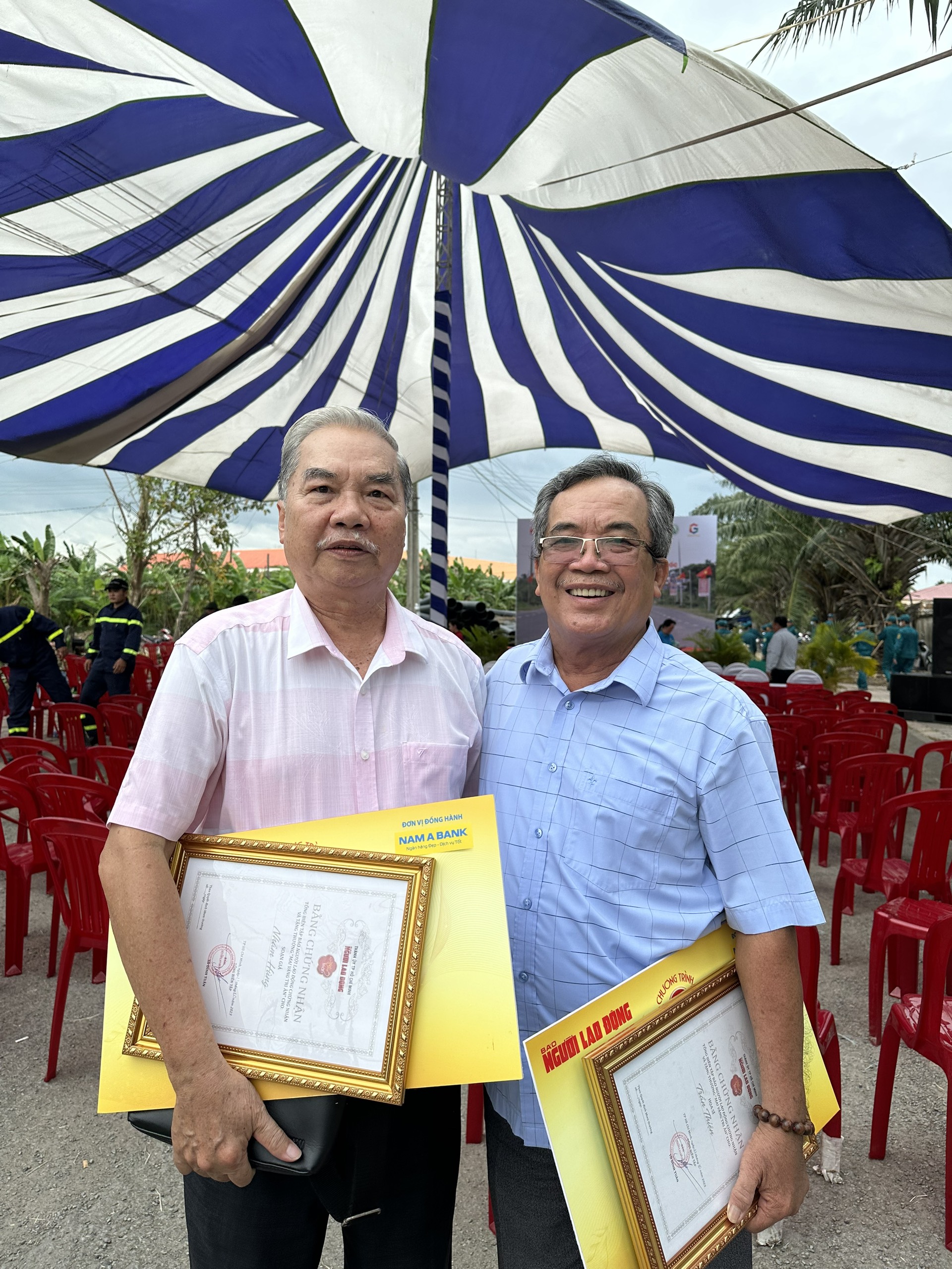 “Mai Vàng tri ân” thăm, tặng quà soạn giả Nhâm Hùng và họa sĩ Trần Thiện