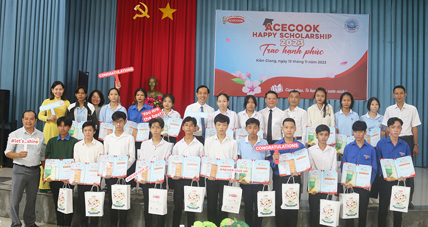 Acecook Happy Scholarship - Hành trình trao hạnh phúc đến hàng ngàn ...