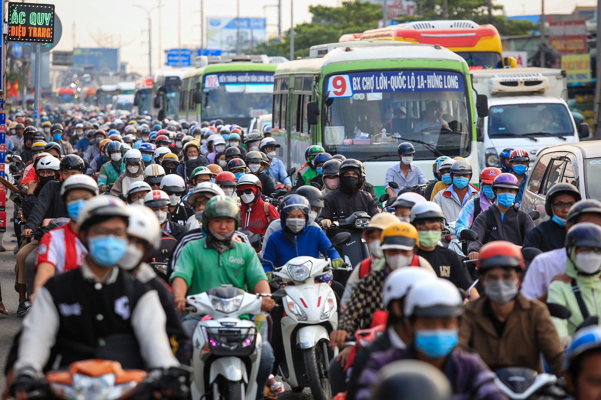 Xe buýt TP HCM: Khó khăn vây bủa