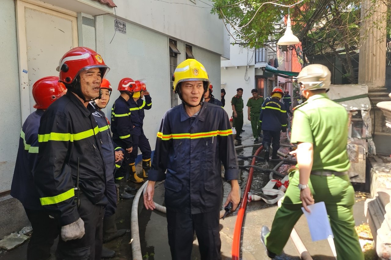 12 người thoát nạn trong vụ cháy nhà 17 phòng ở TP HCM