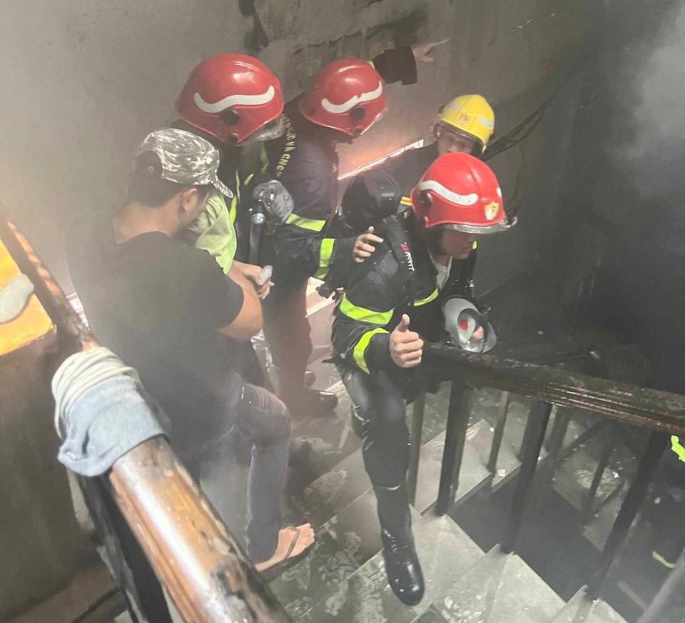 12 người thoát nạn trong vụ cháy nhà 17 phòng: Lấy quần jean làm dây đu