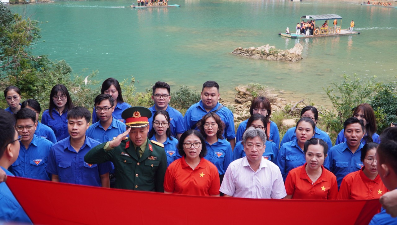 Xúc động lễ chào cờ tại Cột mốc biên giới 836