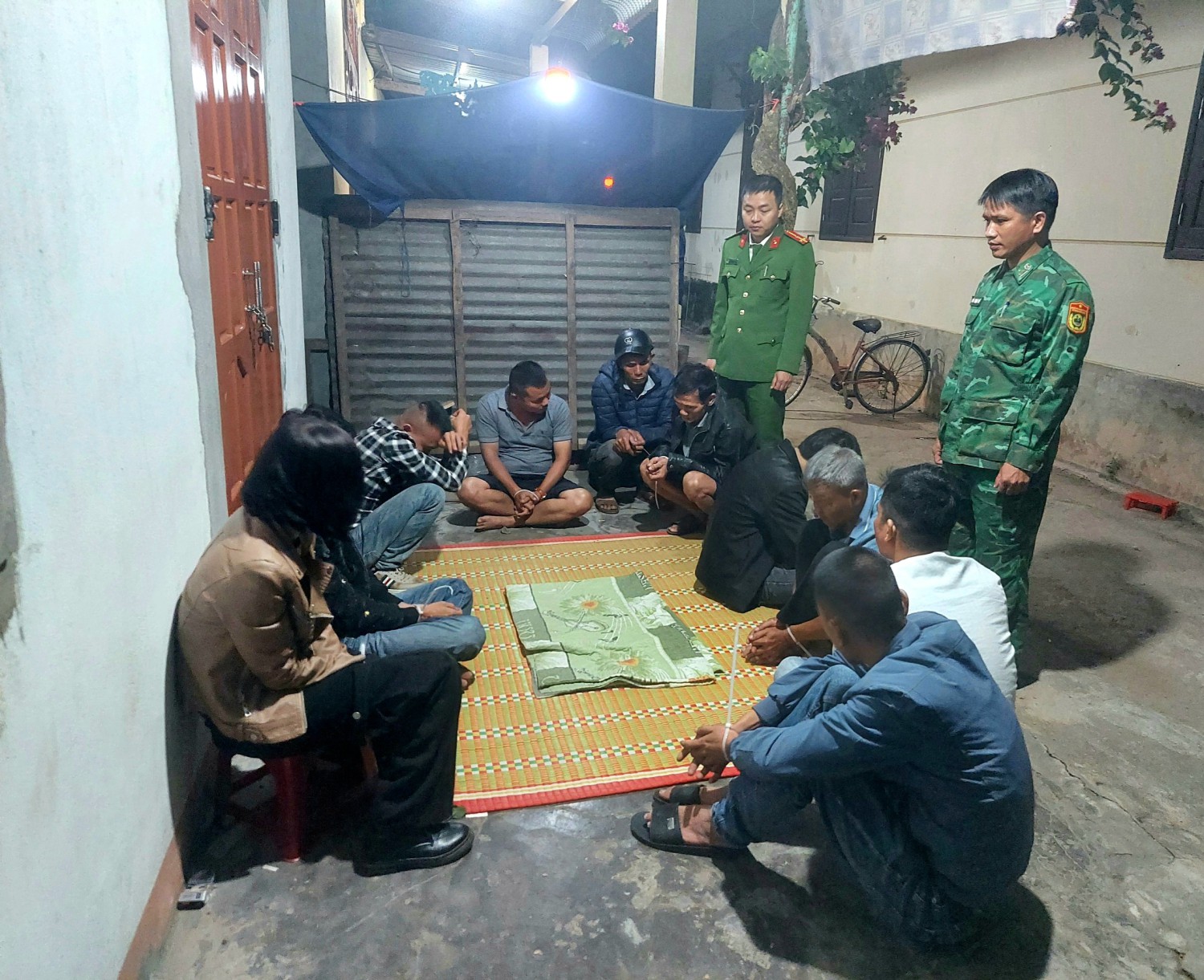 Bắt quả tang 11 người đánh bạc bằng xóc đĩa