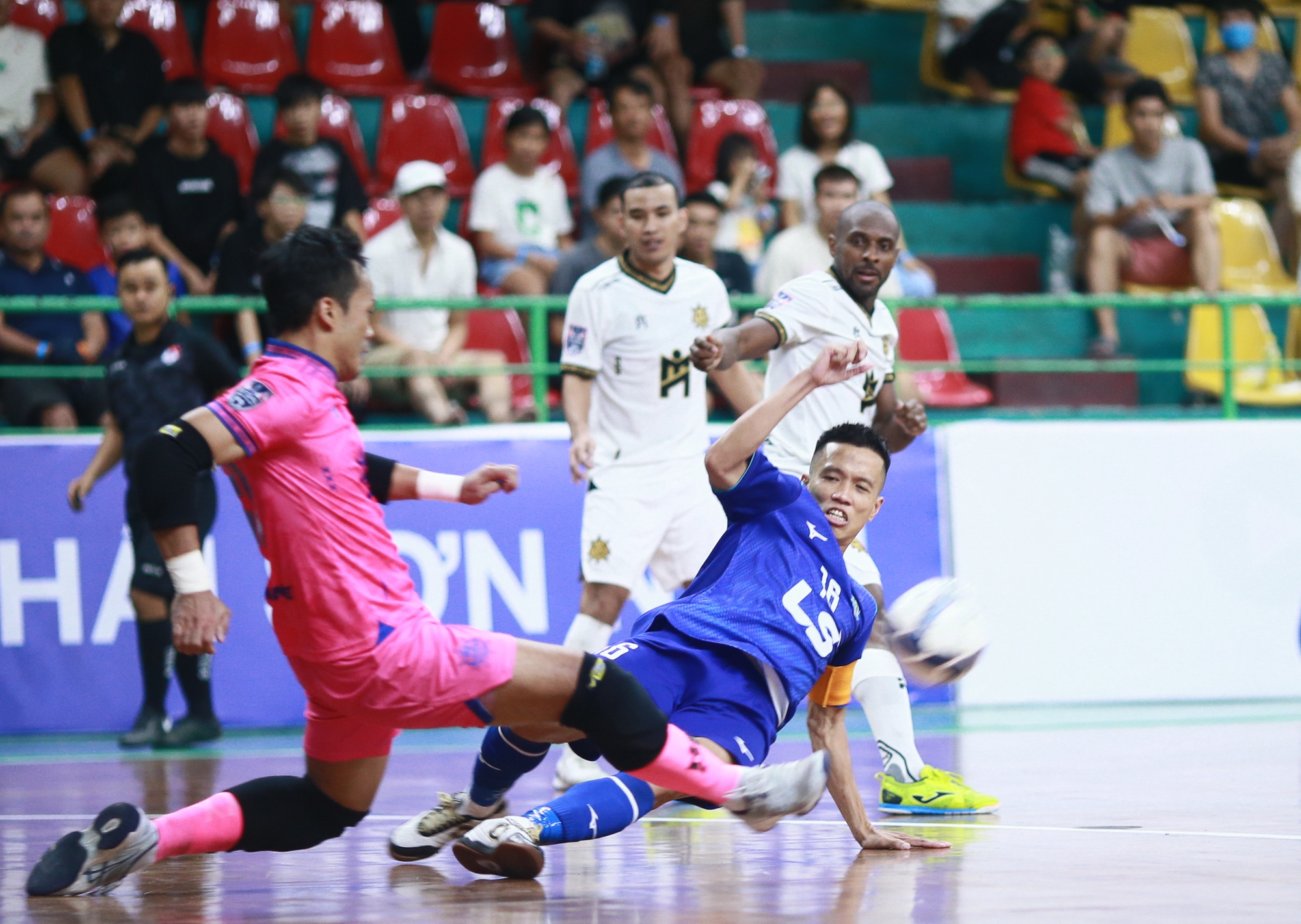 Thái Sơn Nam bị á quân futsal Thai League cầm hòa