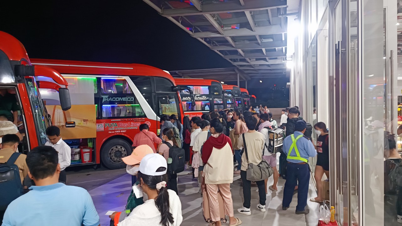 Khách đổ về Bến xe Miền Đông mới tăng 1,5 lần so với ngày thường