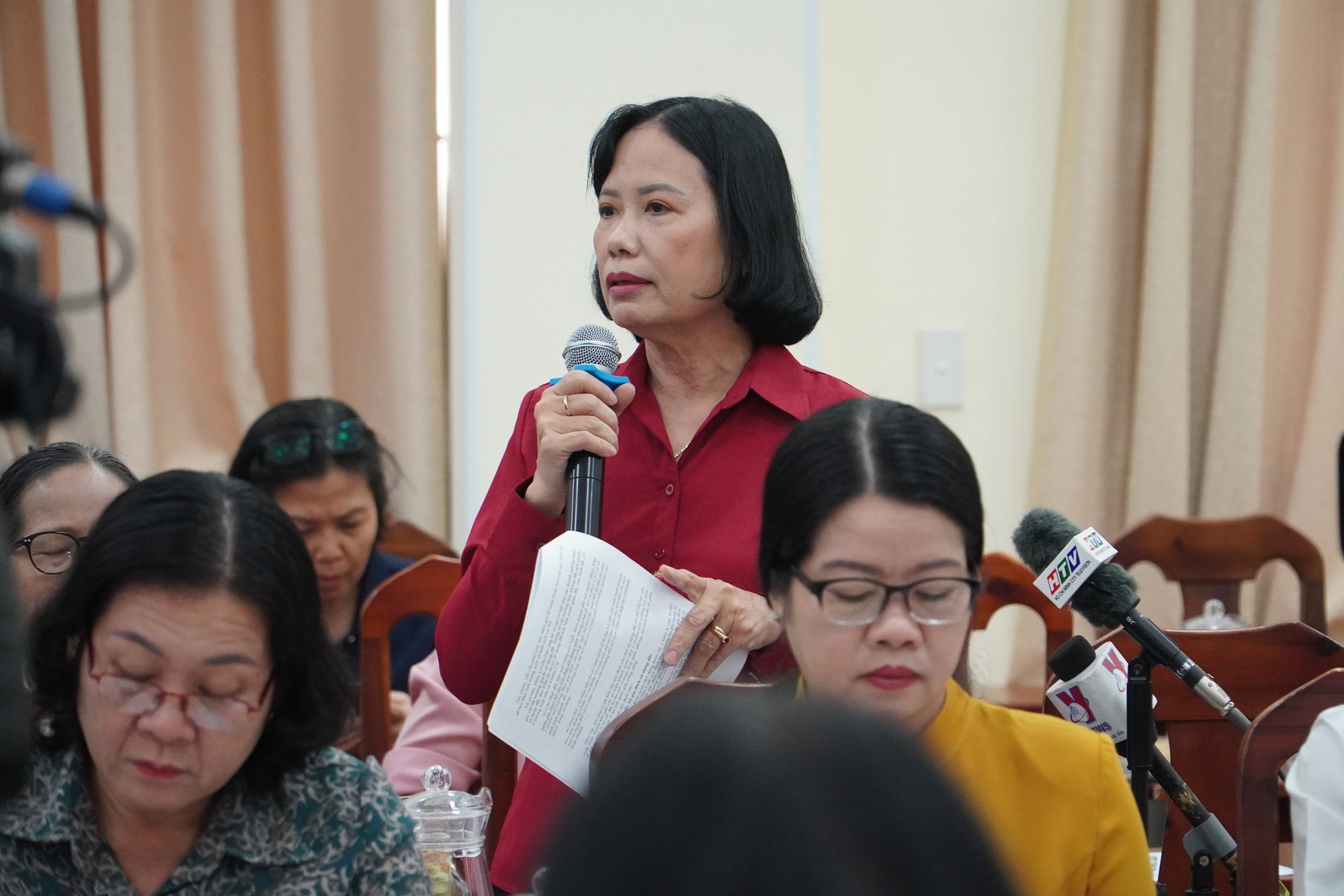 Nhiều gia đình xào xáo từ việc cấp quyền sử dụng đất cho "hộ gia đình"