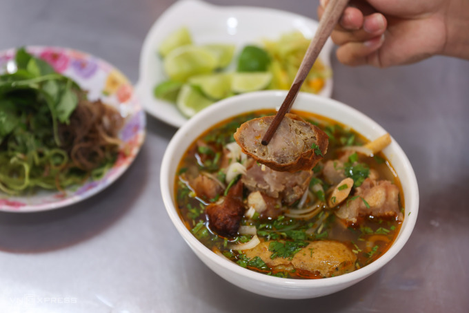 Quán bún bò dồi chiên "chị chiều, em sáng"