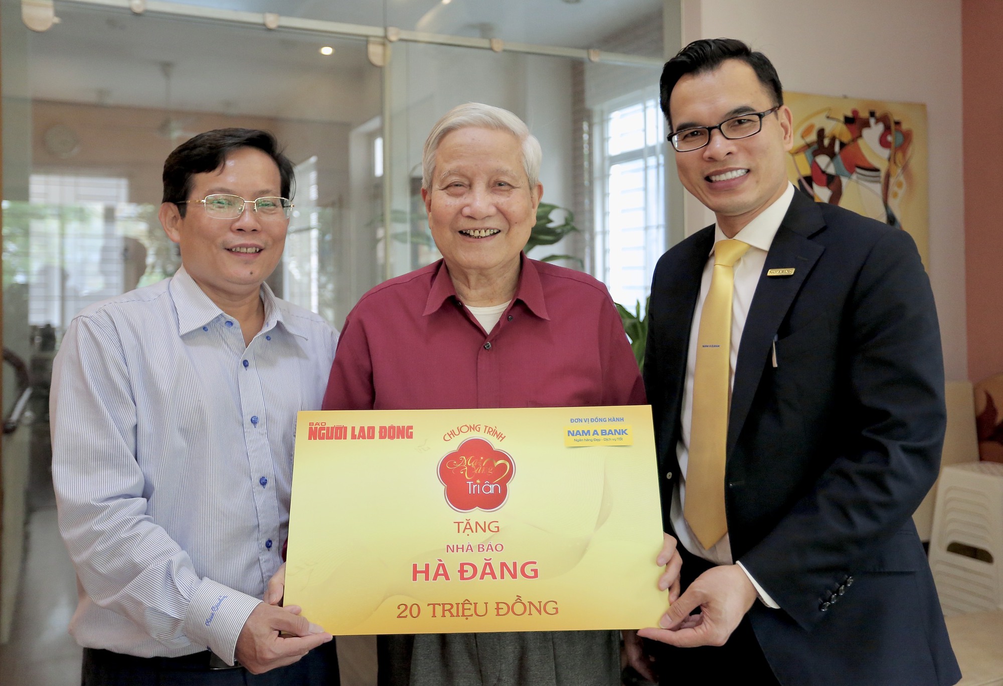 Mai Vàng tri ân thăm, tặng quà nhà báo lão thành Hà Đăng và NSND Trần ...