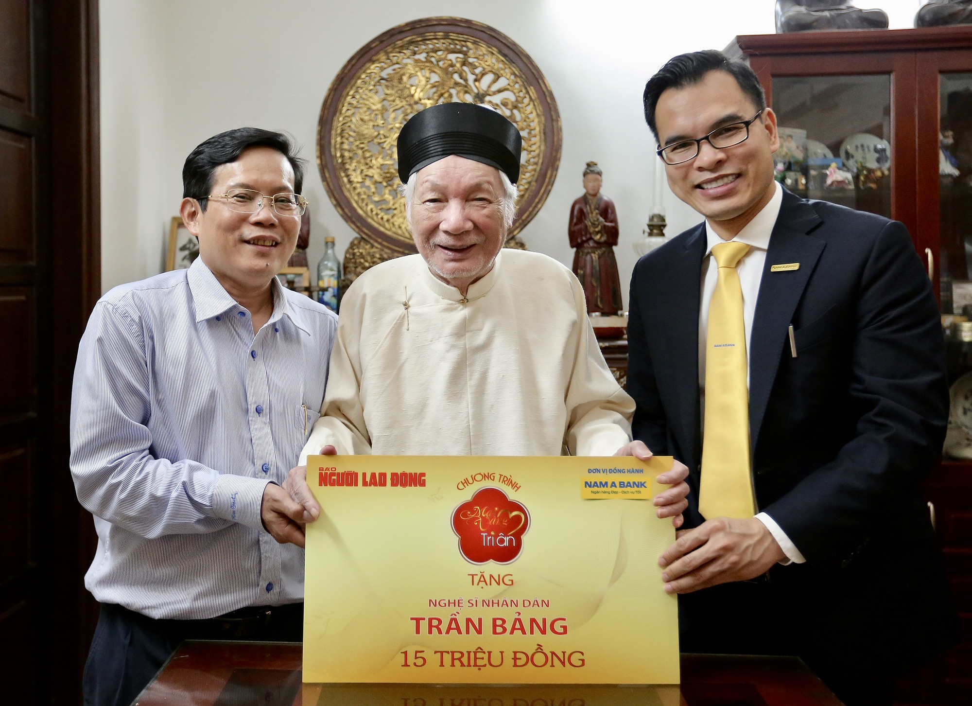 Mai Vàng tri ân thăm, tặng quà nhà báo lão thành Hà Đăng và NSND Trần ...