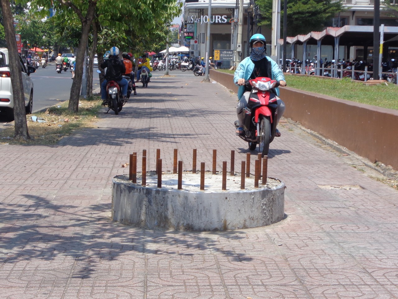 Bẫy chông trên vỉa hè