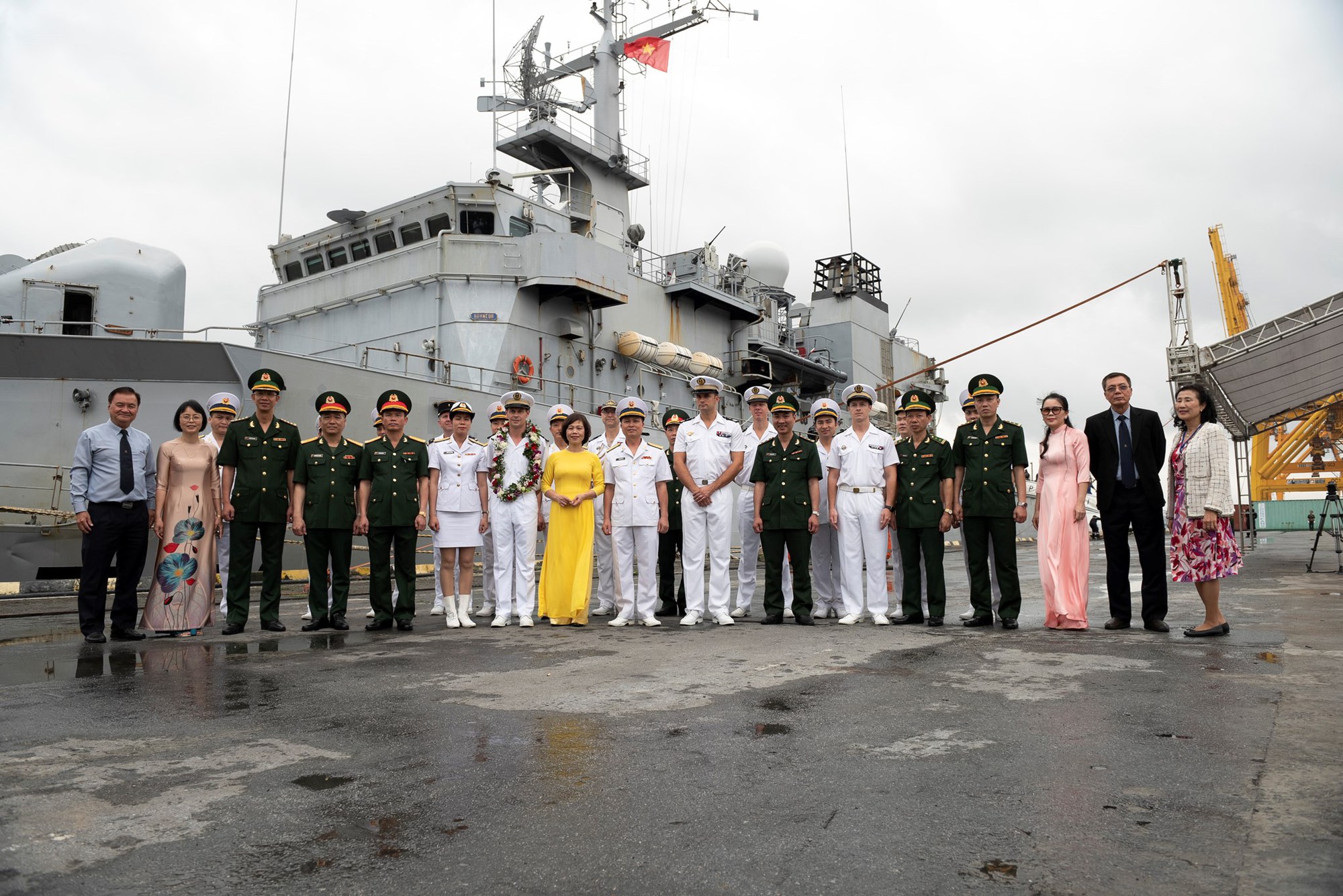 Gần 100 thủy thủ đoàn tàu tuần dương PRAIRIAL của Hải quân Pháp thăm ...