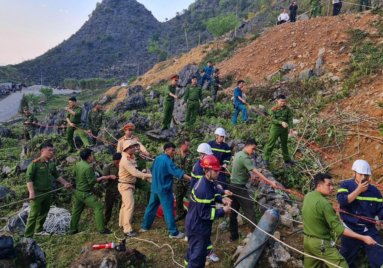 Người đàn ông bị ôtô lùi tông rơi xuống hố sâu 56 m