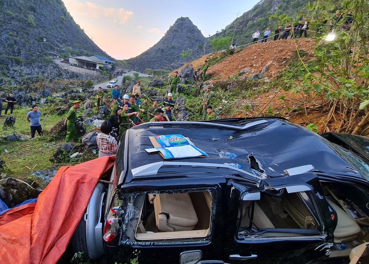 Người đàn ông bị ôtô lùi tông rơi xuống hố sâu 56 m