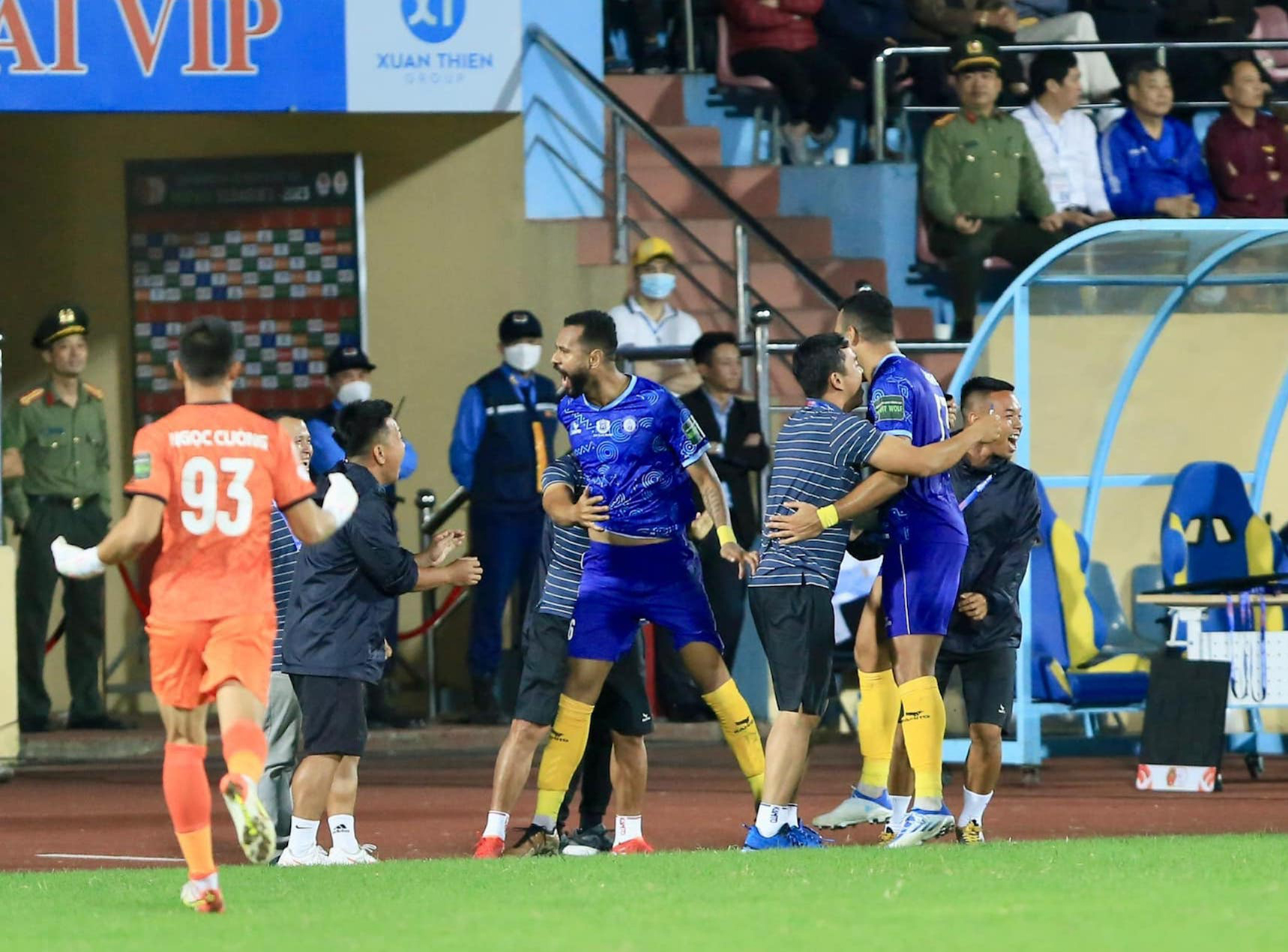 Đến lúc áp dụng VAR ở V-League